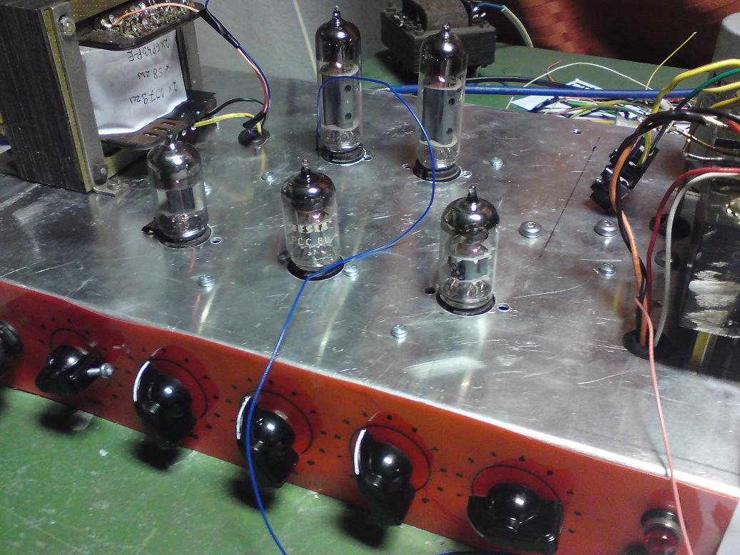 Czy napięcie anodowe 300V jest bezpieczne dla lamp 6P43P-E we wzmacniaczu?