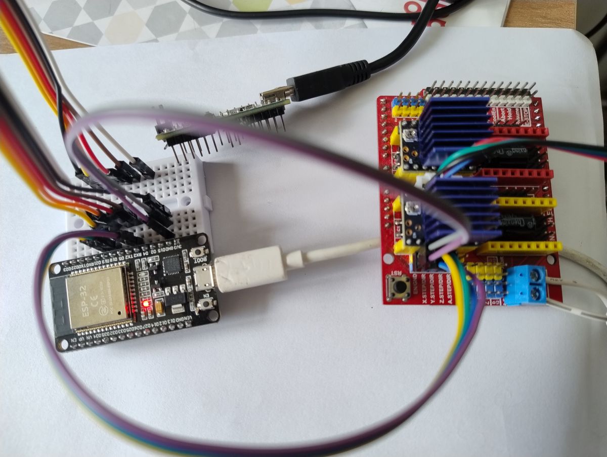[Rozwiązano] ESP32 z FluidNC i TMC2209 bez UART – silnik traci zasilanie mimo EN na GND