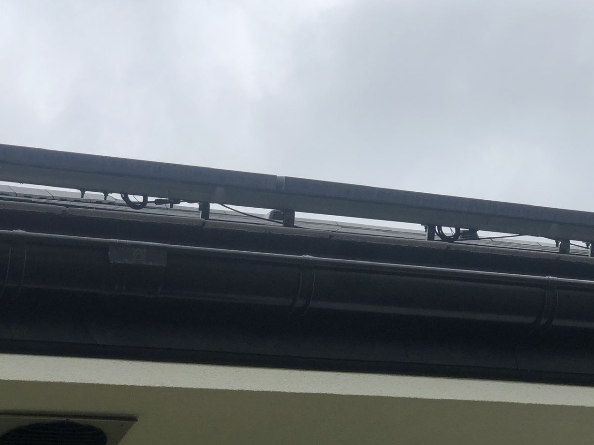 Kable instalacji fotowoltaicznej opierają się o dach - czy to bezpieczne?