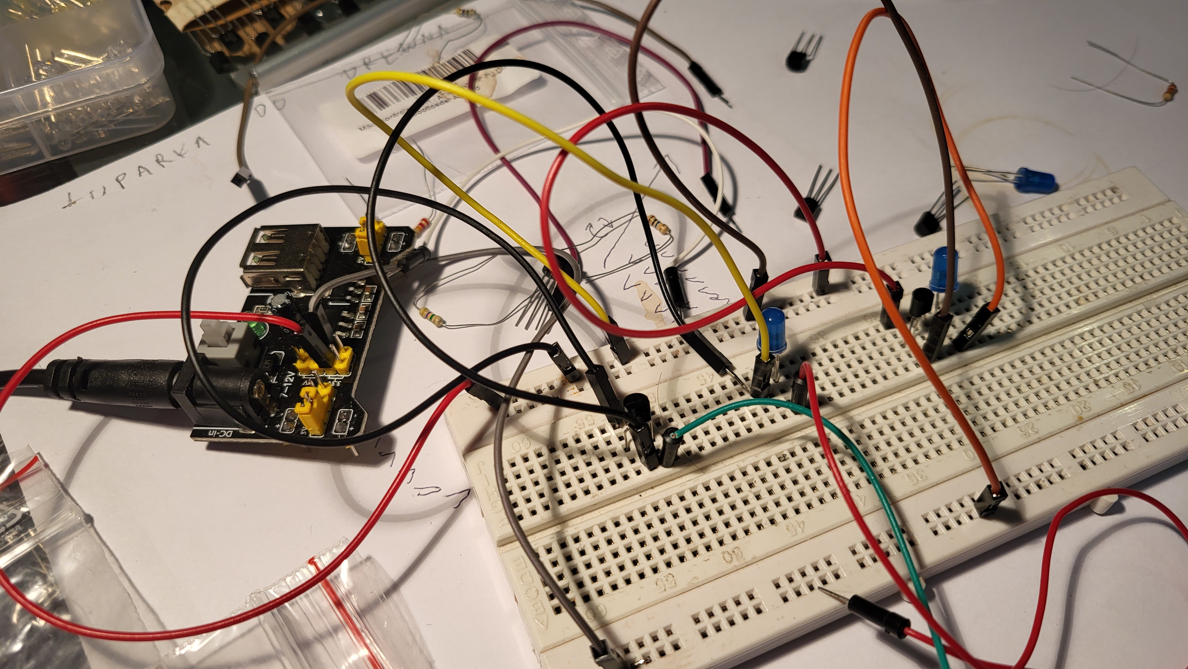Jak dodać drugą diodę, aby uzyskać naprzemienne działanie? Bramka not.