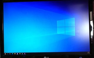 [Rozwiązano] Pojawia się czysty ekran Windows 10, bez ikon, myszka ...