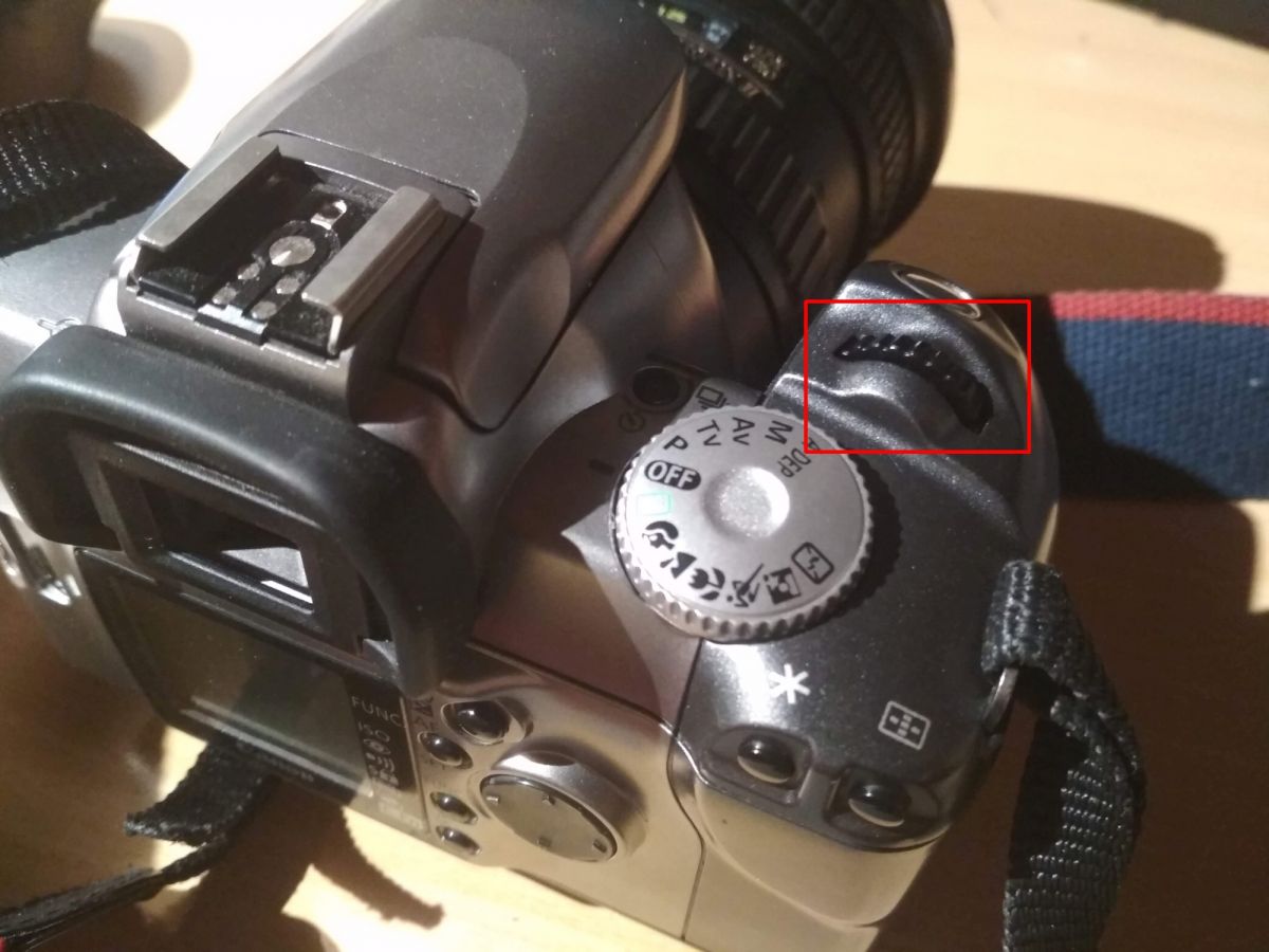 Canon EOS 300x - Glowne pokretlo przeskakuje wartosci.