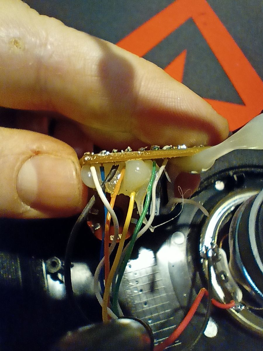 Creative SBS A320 - Jak podłączyć kable do pilota w satelicie?