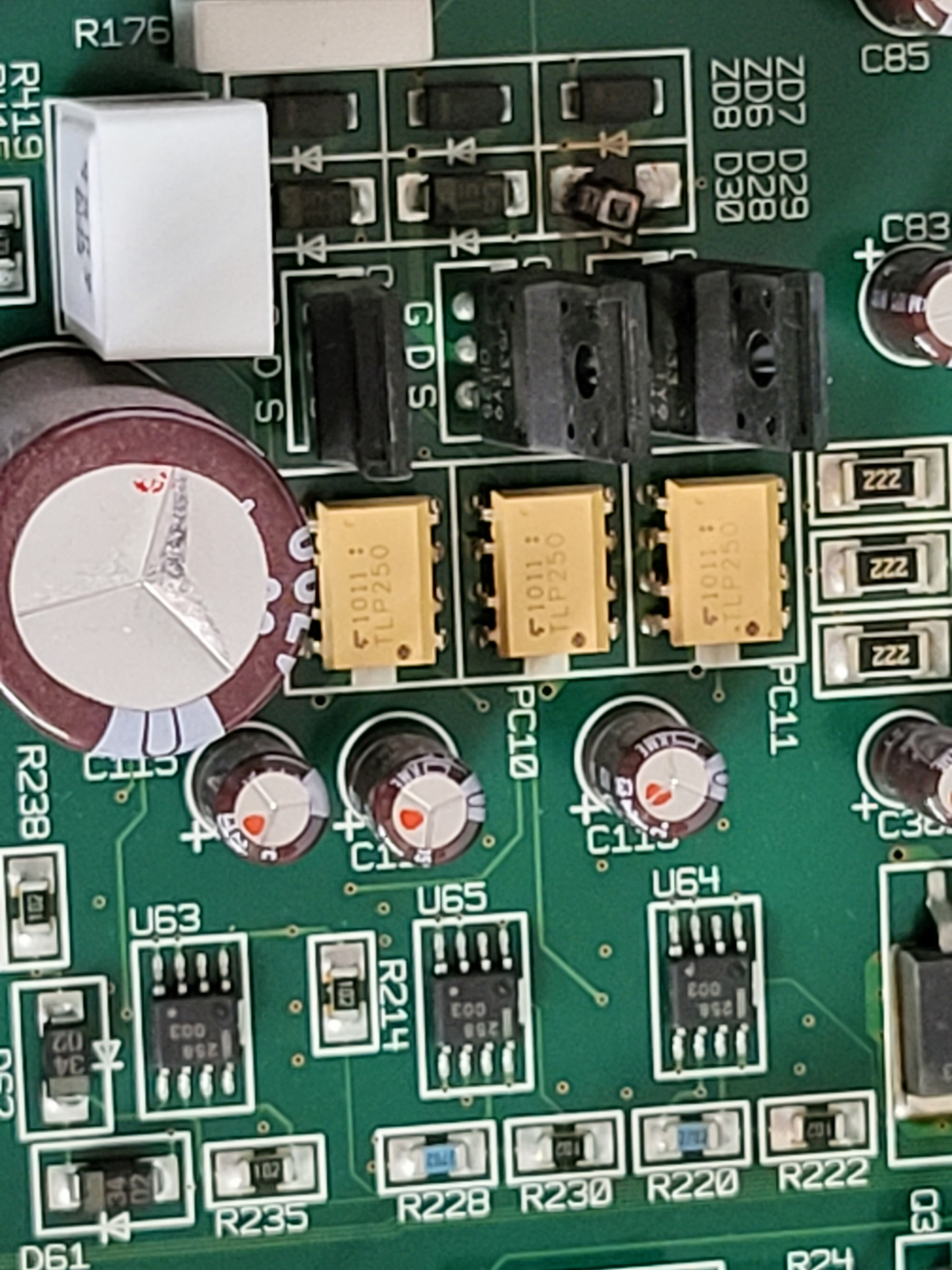 Identyfikacja elementów na płycie I/O: Dioda Zenera ZD30-CL2, MOS FET ...