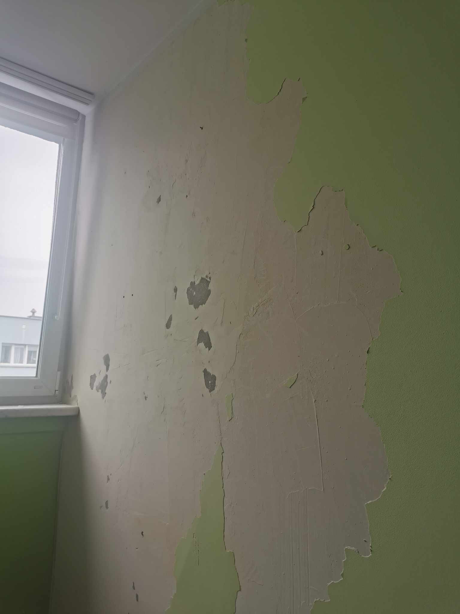 Odpadająca gładź i farba przy oknie - remont ściany