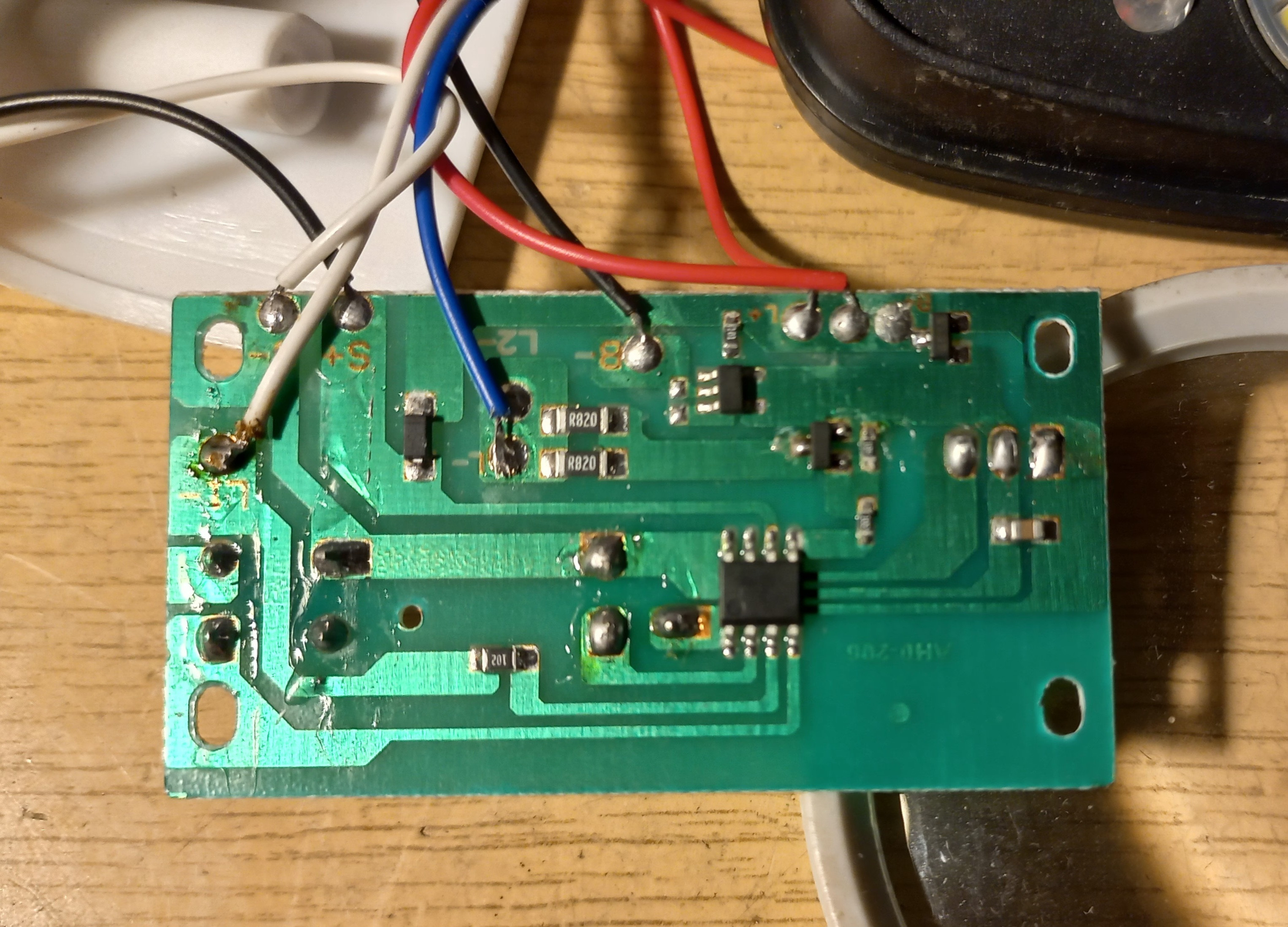 Solarna lampa LED z pilotem przestała działać: oznaczenia układów ...