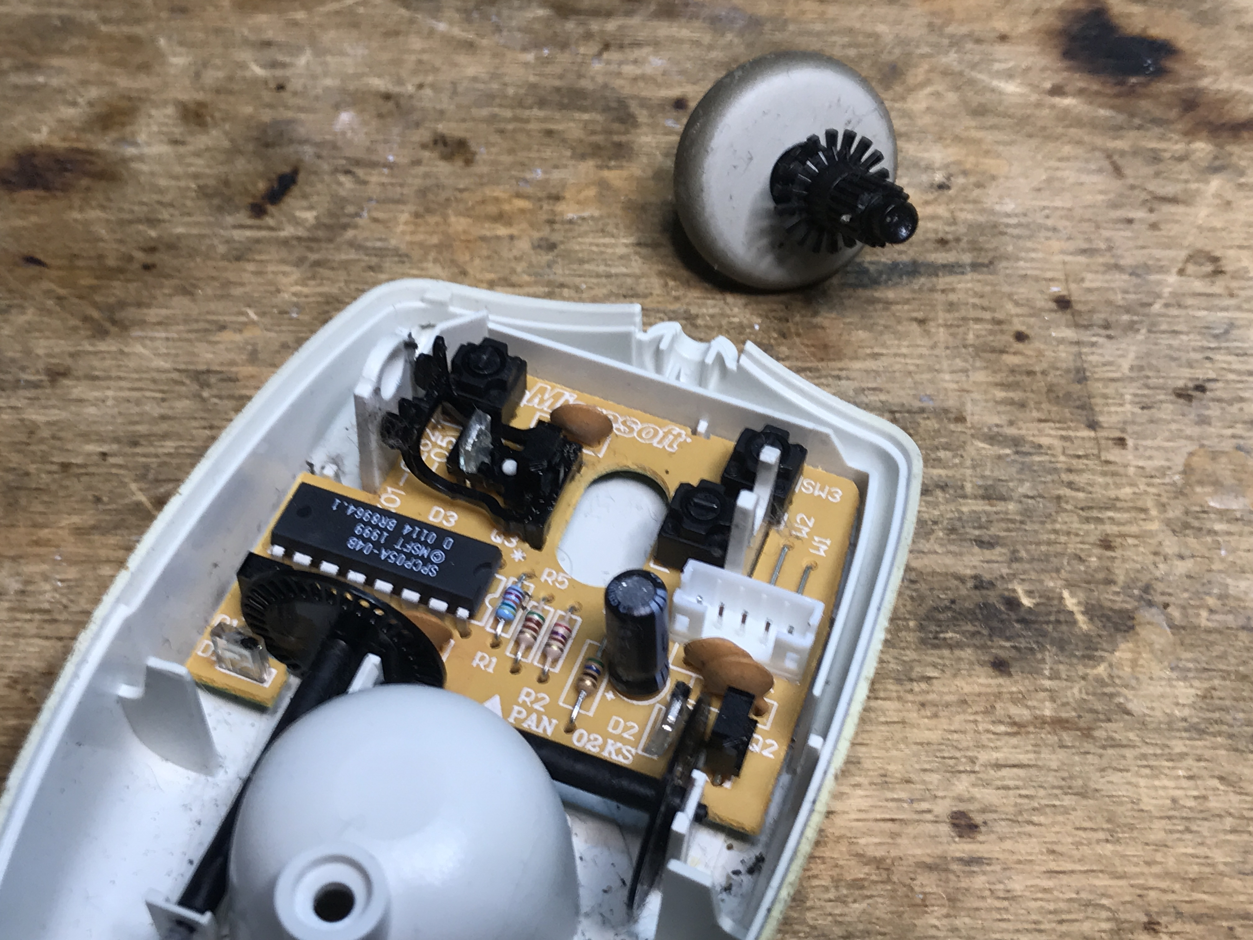 Mouse museum - gallery - inside an old PS/2 ball mouse, how does it work?