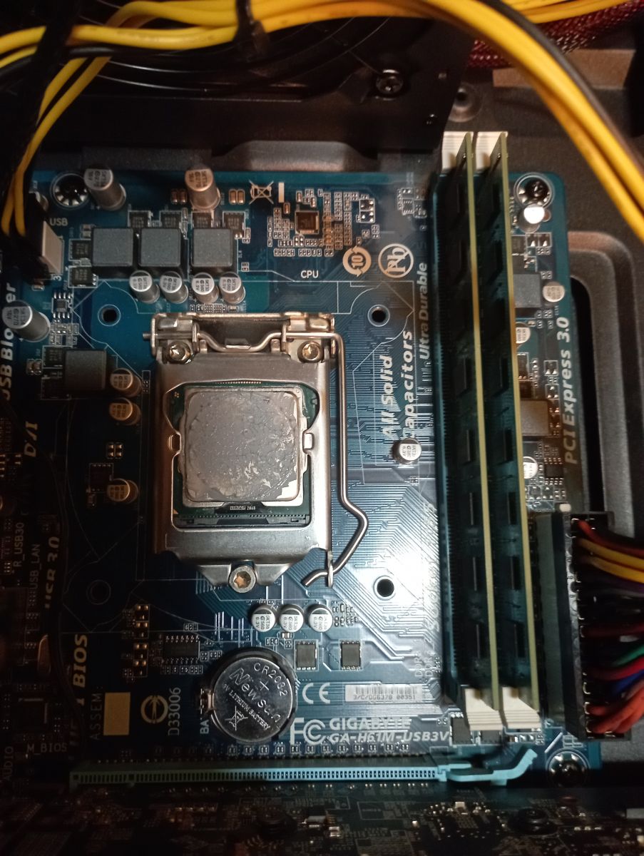 Czarny ekran pod obciążeniem, wiatraki na GPU kręcą się w 100%