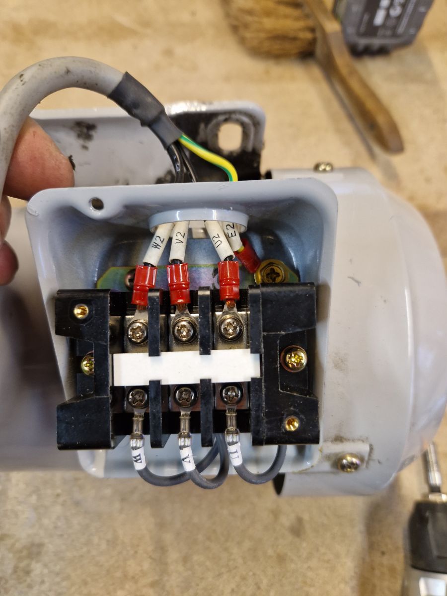 Jak podłączyć silnik indukcyjny 0,75 kW do falownika 2200W, 230V?