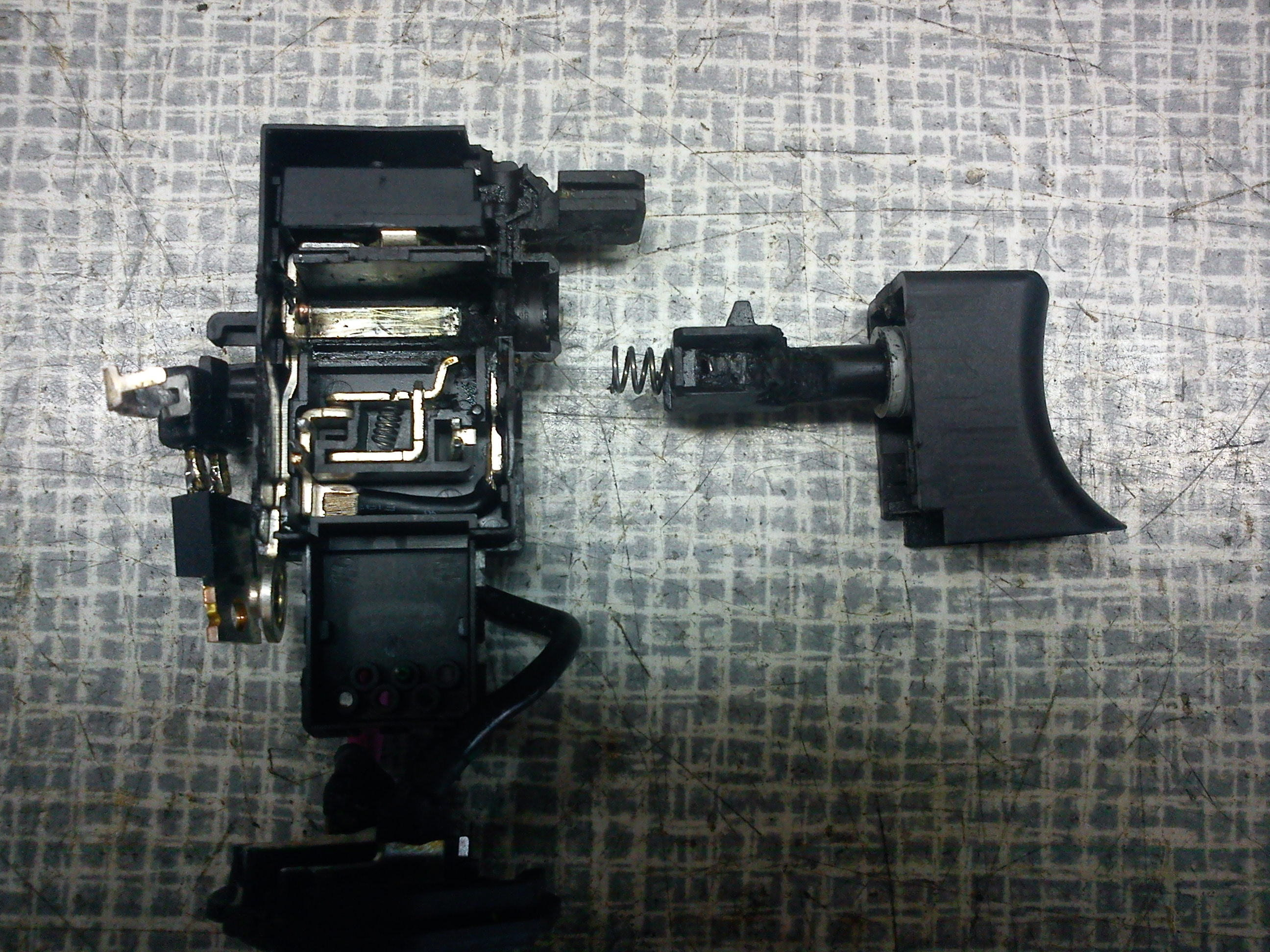 Wkrętarka Hilti SF 144A - Wypalony plastik wyłacznika