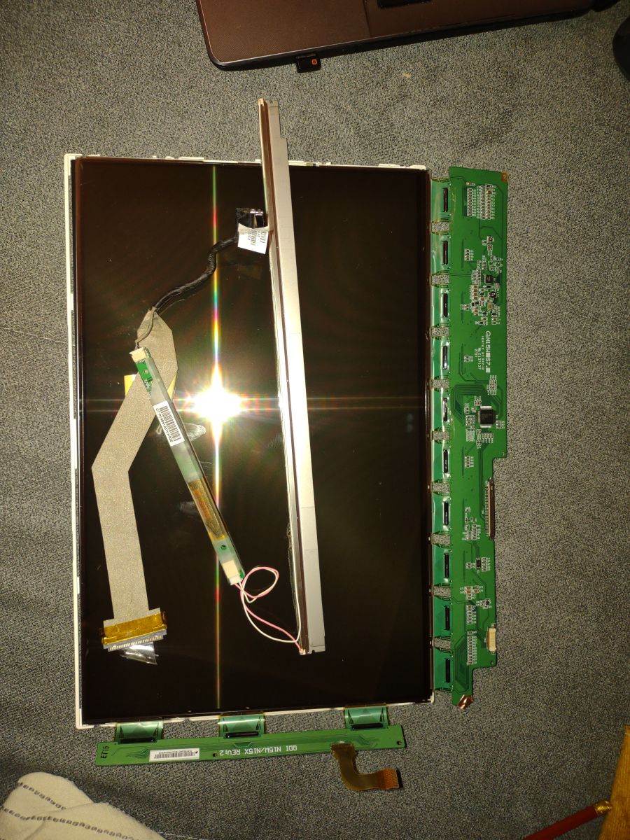 Co to za układy w matrycy Optronics B154EW04 V.B z laptopa HP DV6?