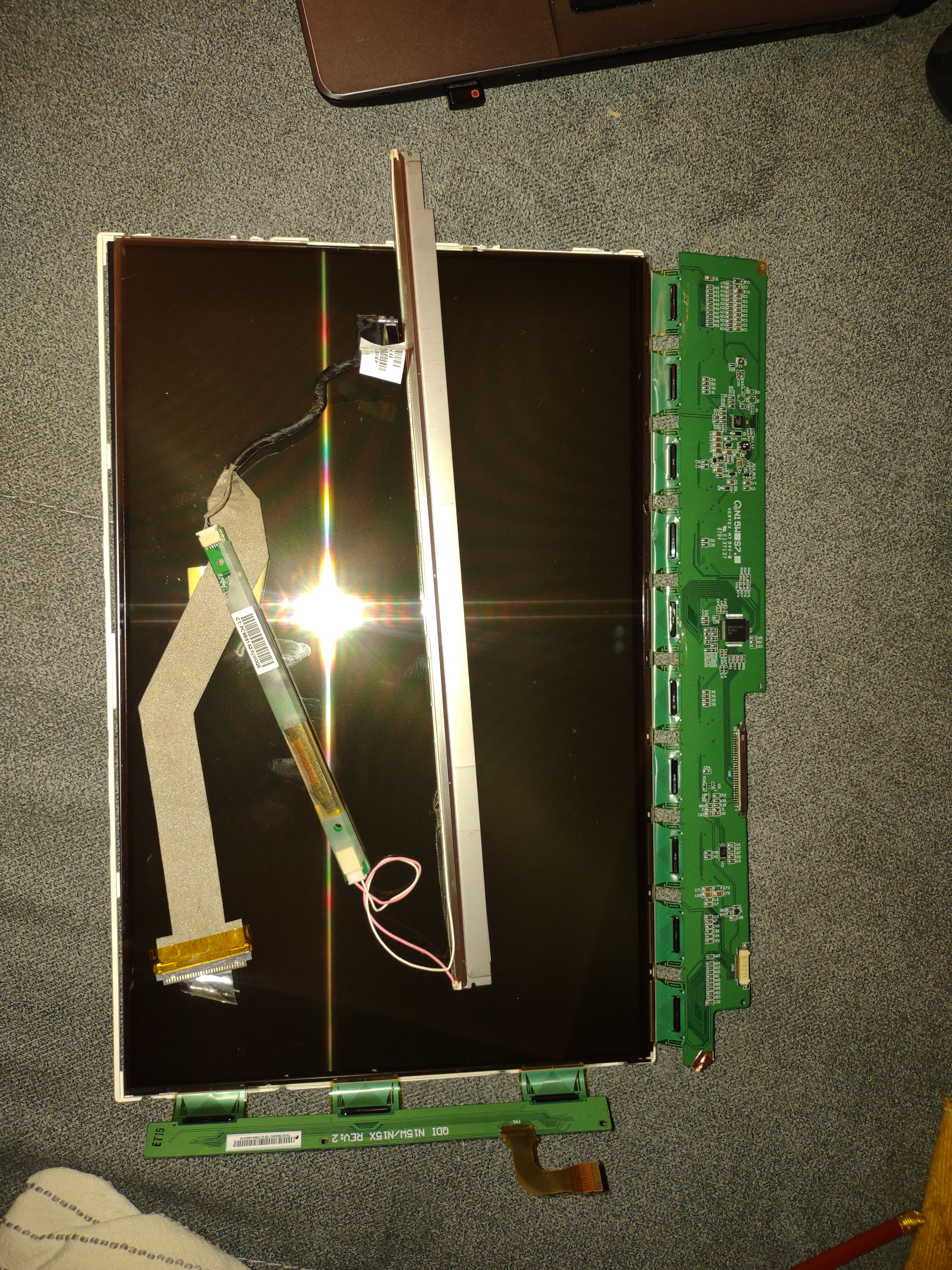 Co to za układy w matrycy Optronics B154EW04 V.B z laptopa HP DV6?
