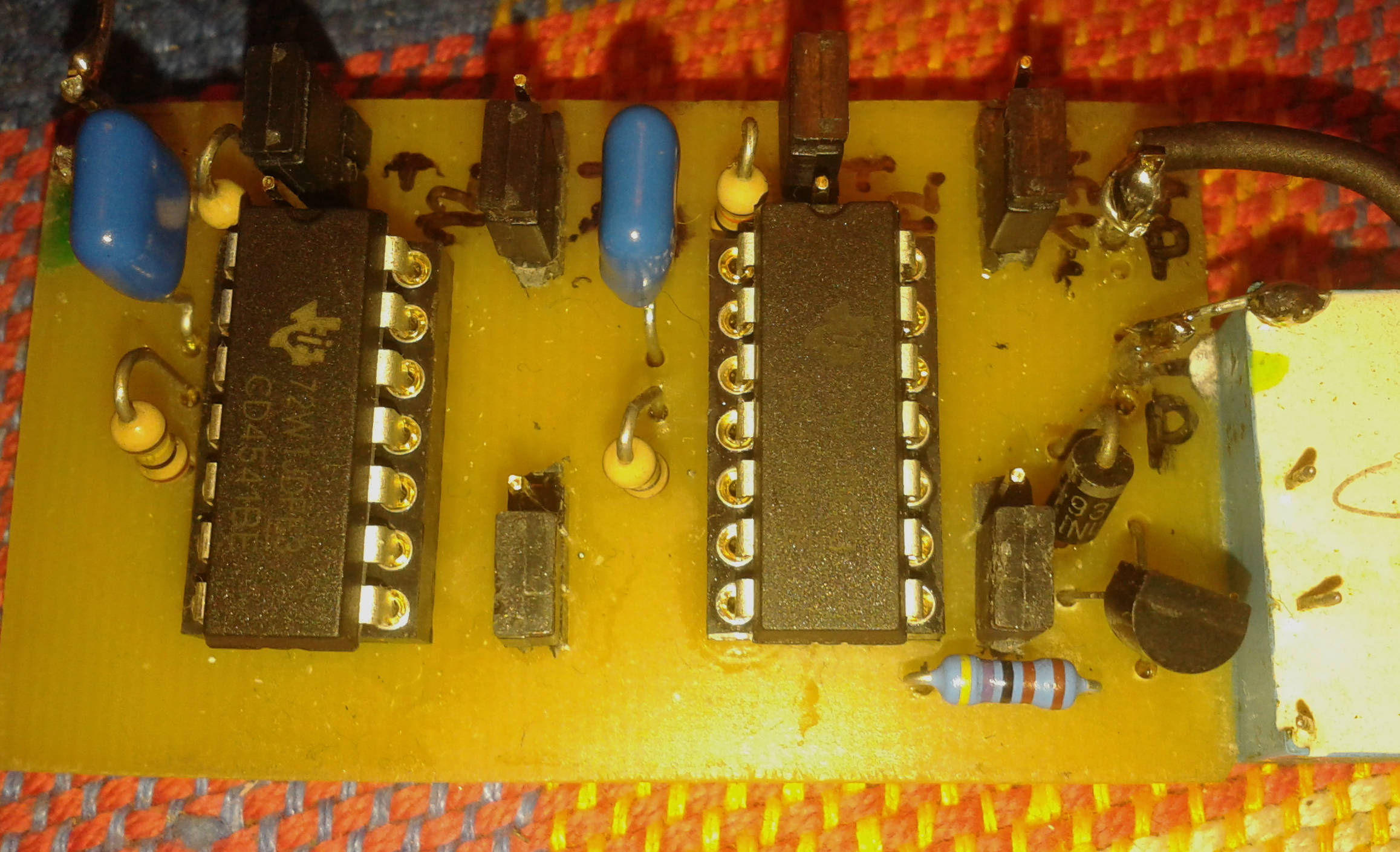 Odwrócenie trybu pracy układu w cyklicznym timerze na dwóch układach CD4541