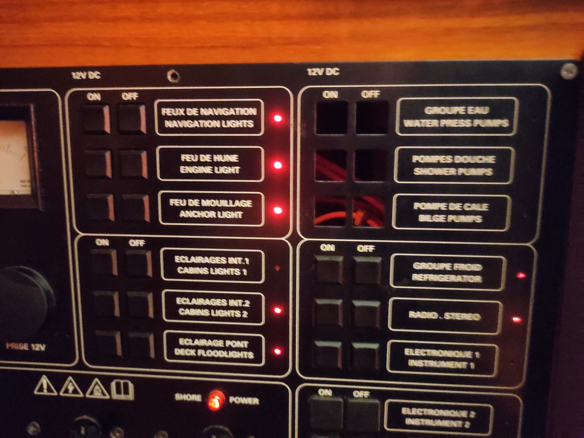 Niedziałający panel Scheiber C-98003.01 na Jeanneau Sun Odyssey 35 ...