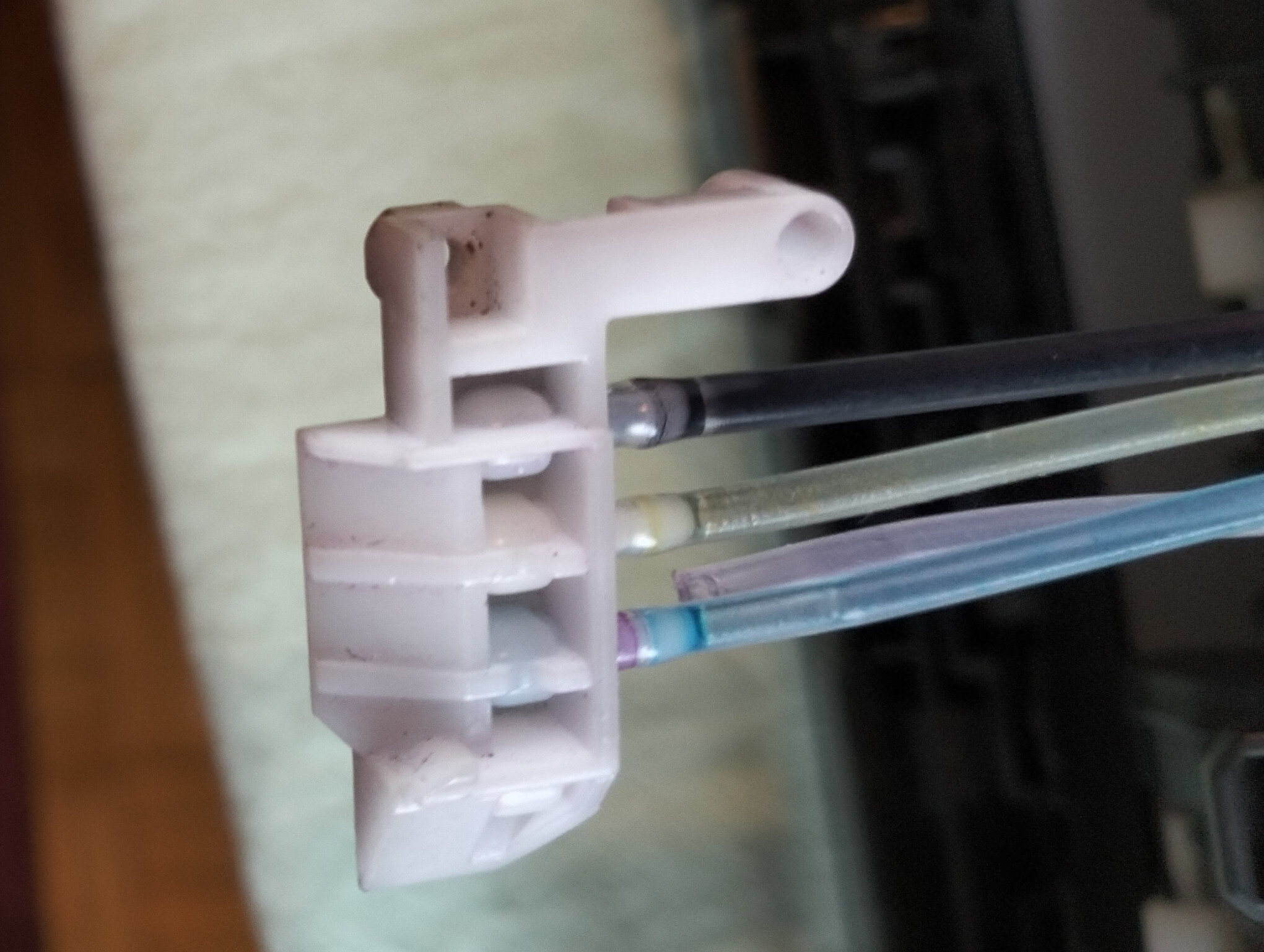 Brother DCP-J125 - Identyfikacja elementu łączącego przewody z głowicą ...