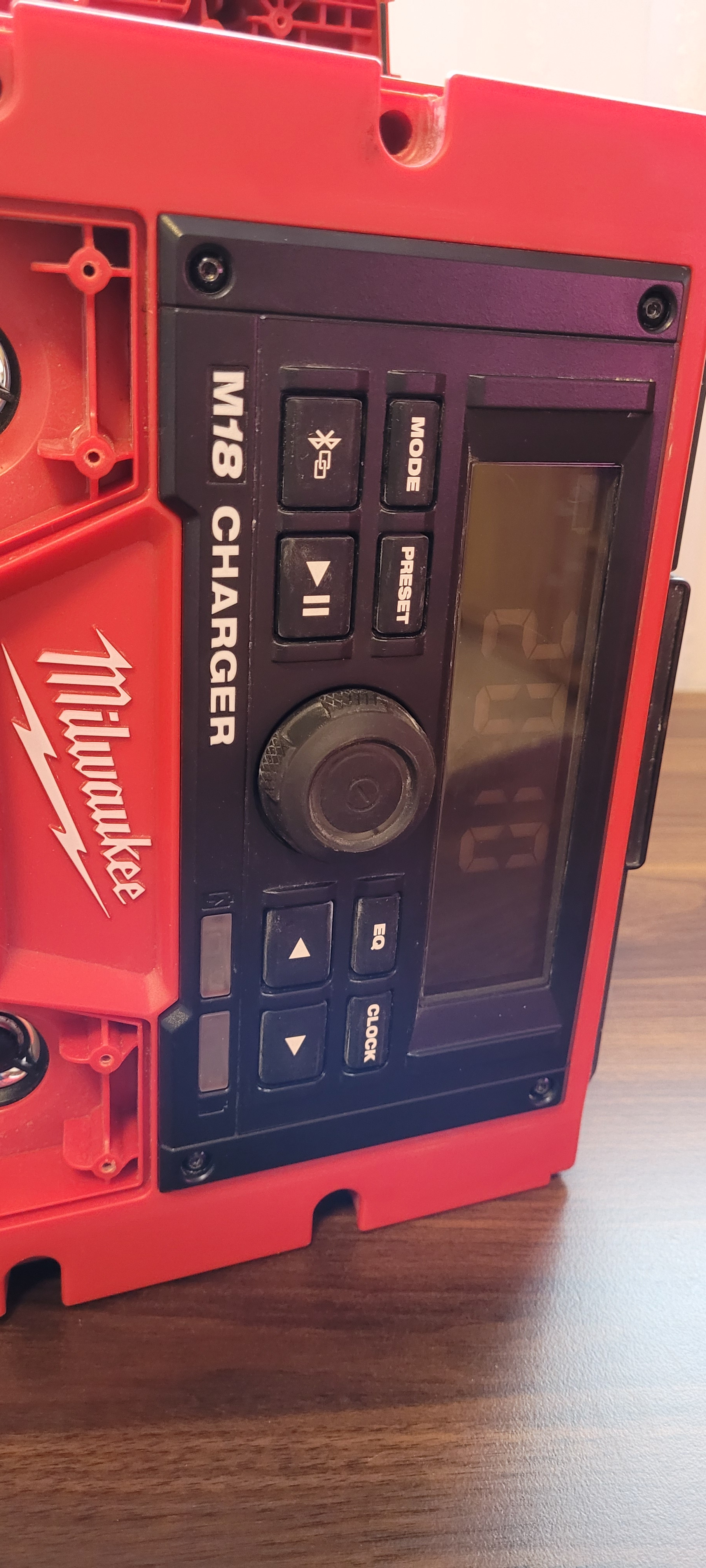 Radio budowlane Milwaukee M18 RC - brak reakcji na włącznik