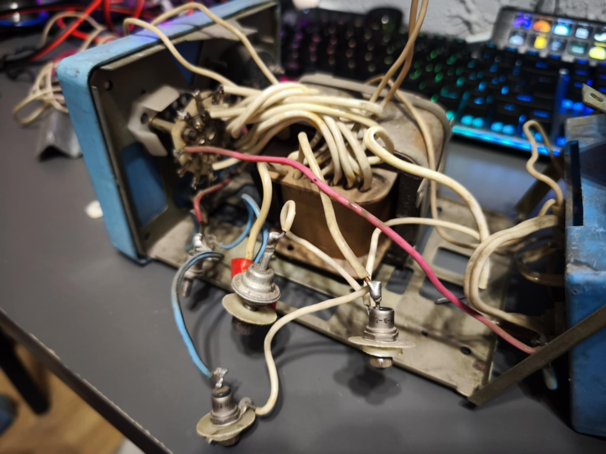 Stary radziecki prostownik – jak podłączyć mostek KBPC5010 zamiast diod?