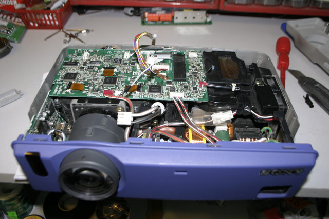 Jak uruchomić projektor Infocus LP340 bez lampy i zasilacza? - 6