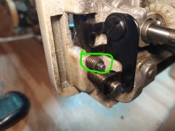 Wyjmowanie chwytacza w maszynie do szycia Singer 522 - jaki jest ...