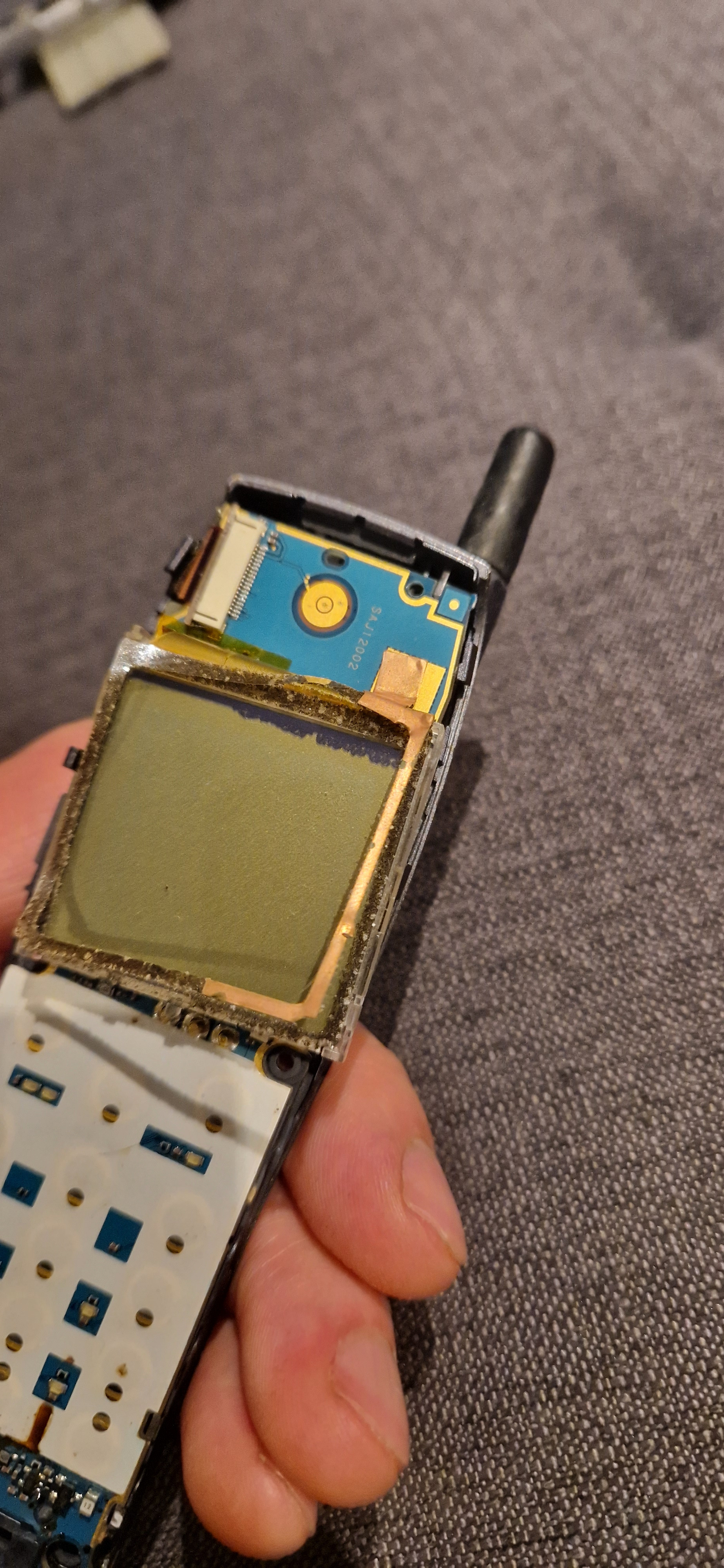 [Rozwiązano] Czym przyklejona jest taśma wyświetlacza w Sony CMD J6?