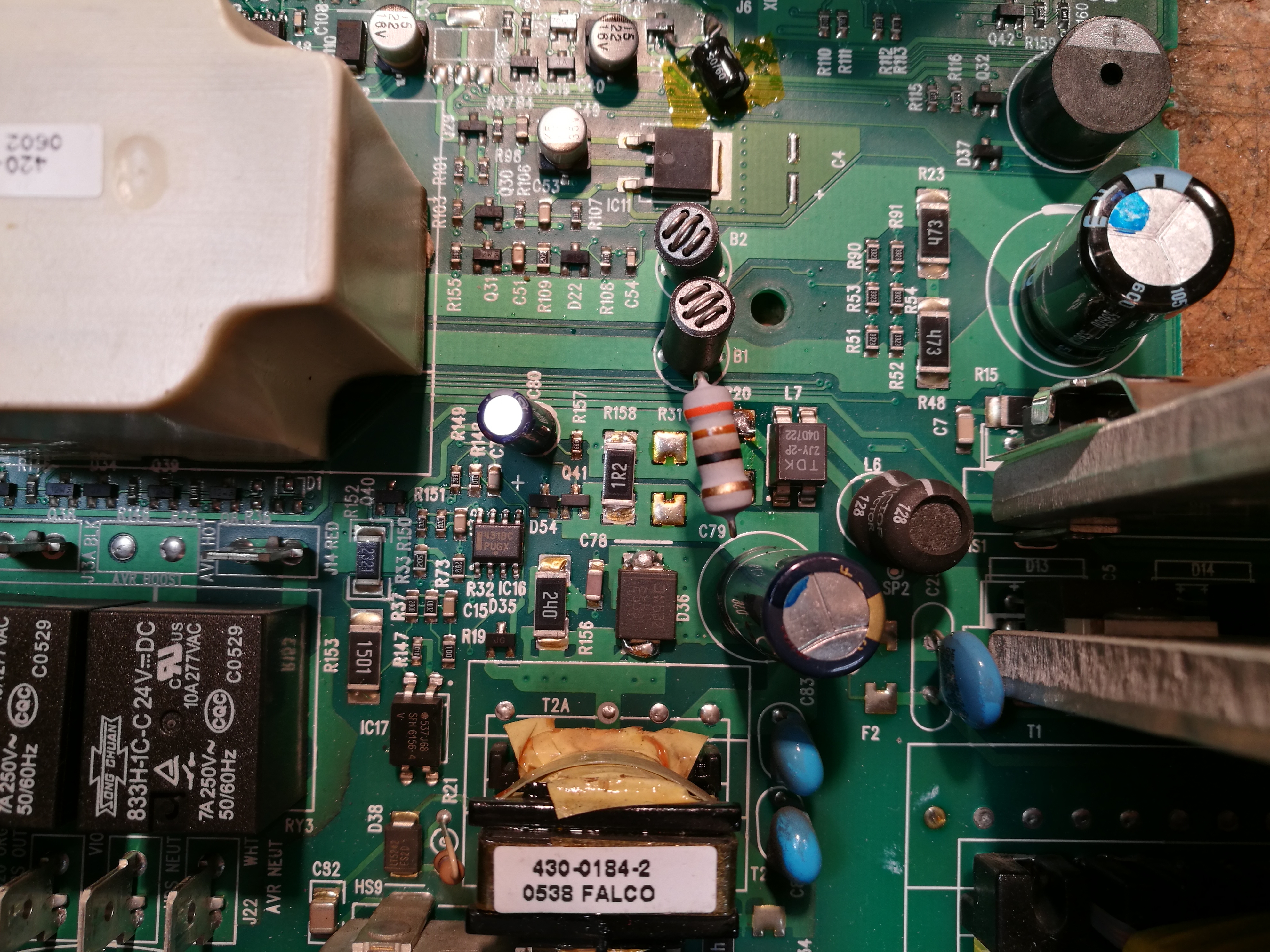 APC Back-UPS RS 1000VA (BR1000-FR) - pali rezystor R20