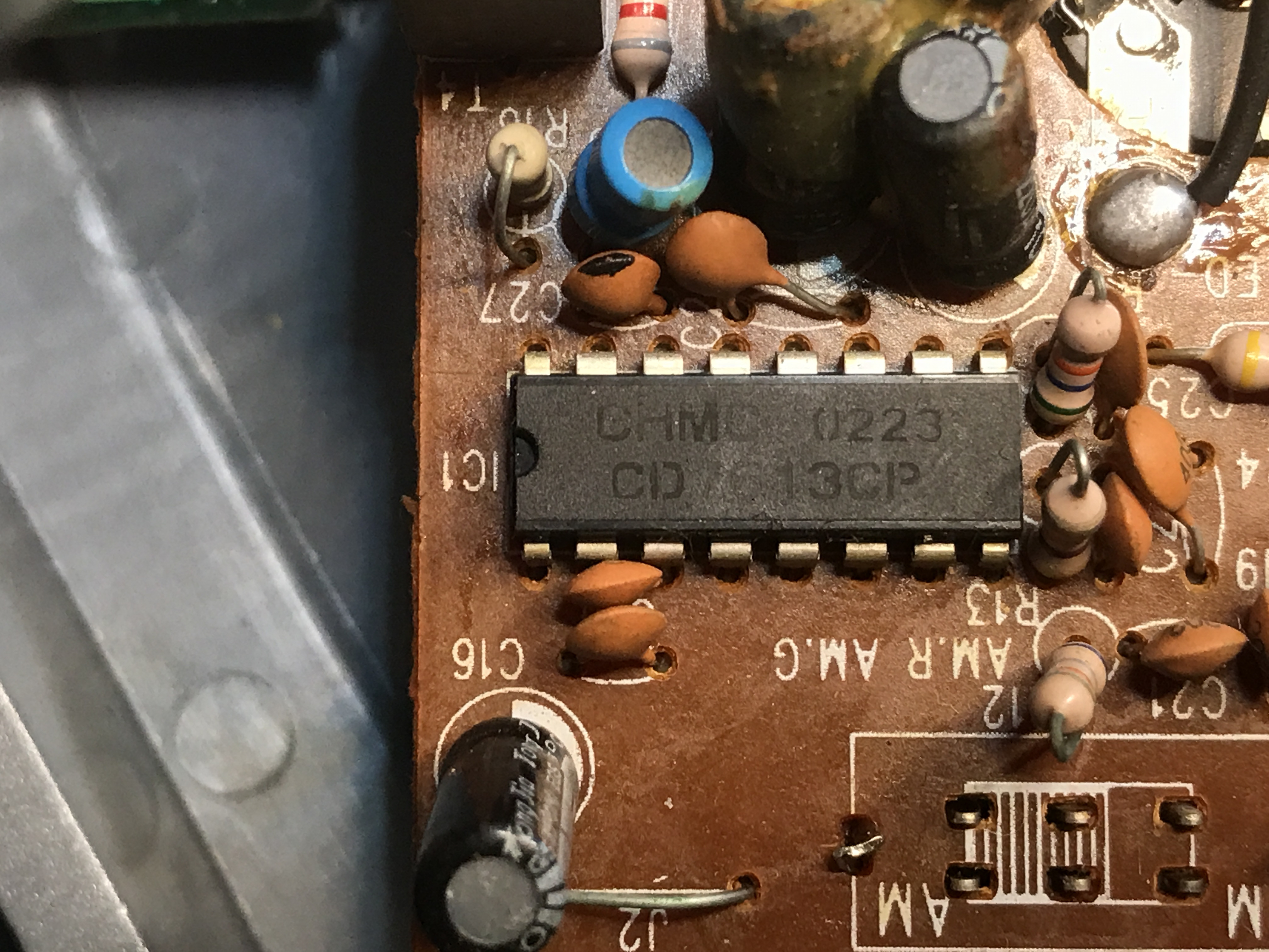 Wnętrze typowego radia LW/FM - Fonics FN-105 - CD7613CP