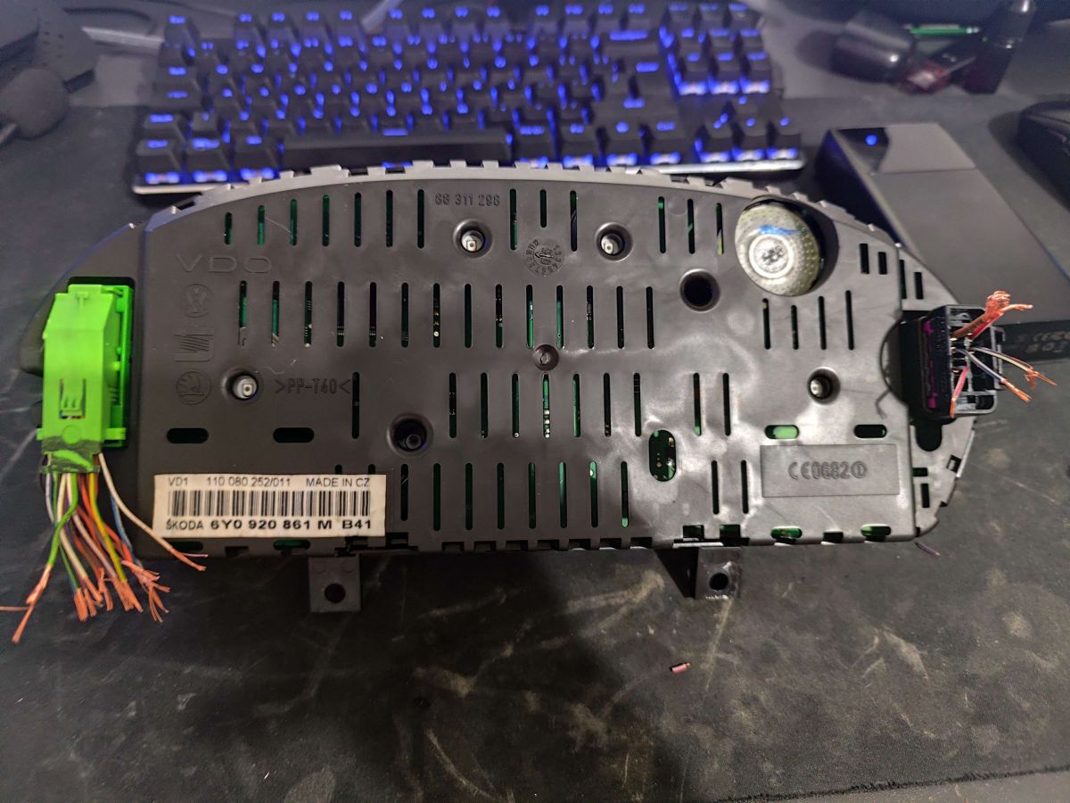 Podłączenie licznika Skoda Fabia 1 do akumulatora 12V - które piny?