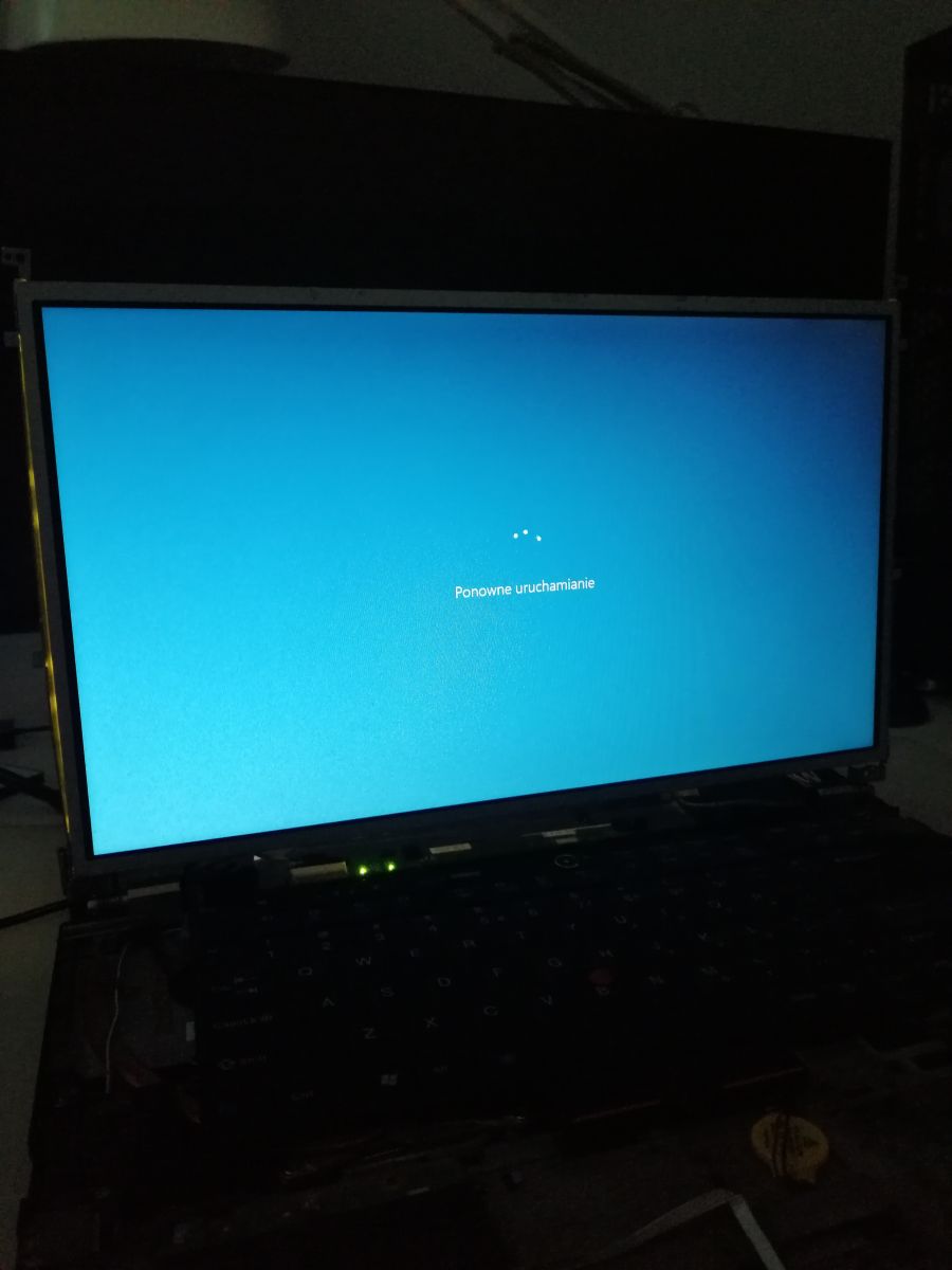 Matryca w laptopie wyświetla szary obraz po wymianie klapy - diagnoza ...