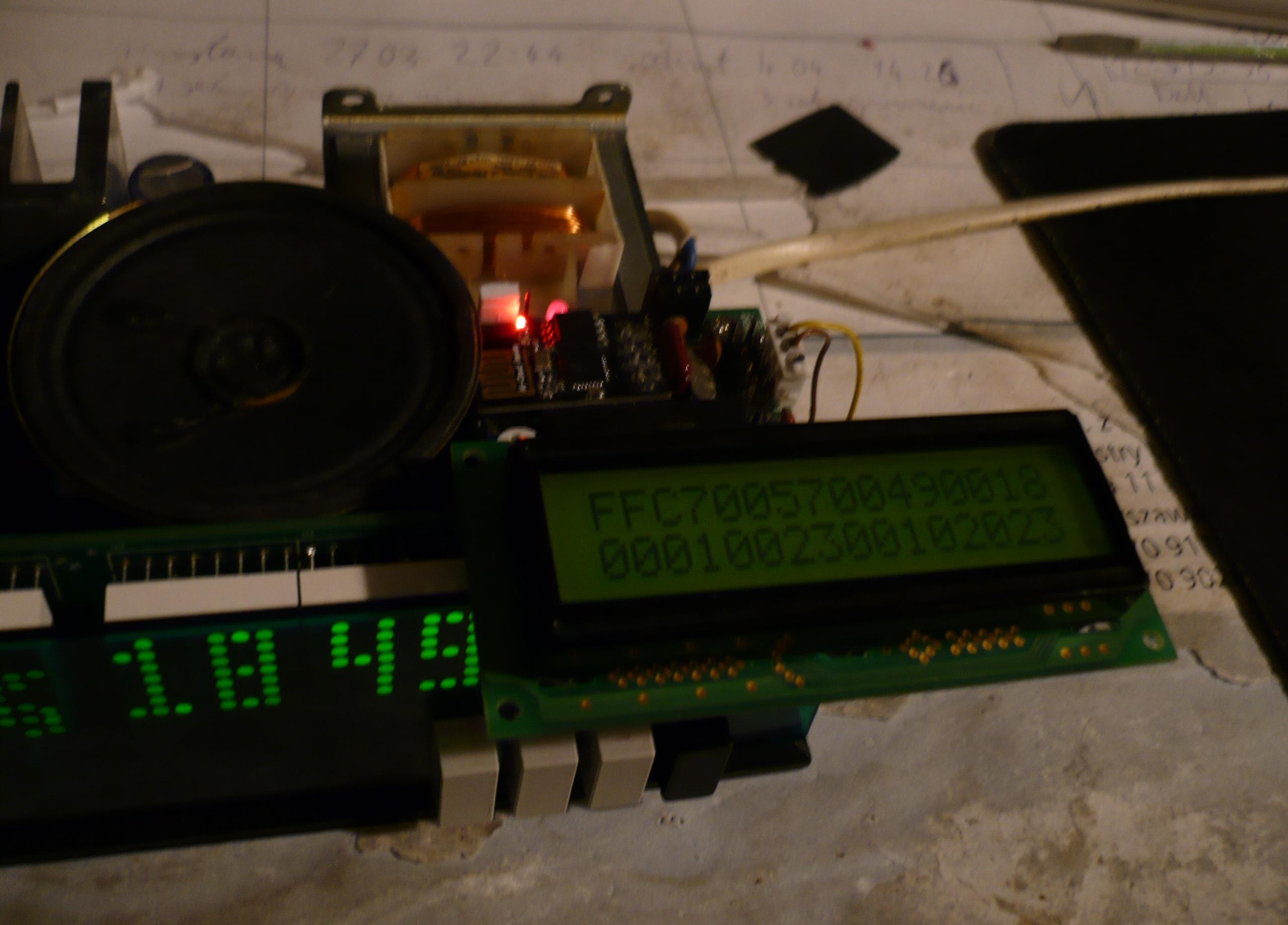 Clock synchronizer with I2C bus with time downloaded from the Internet