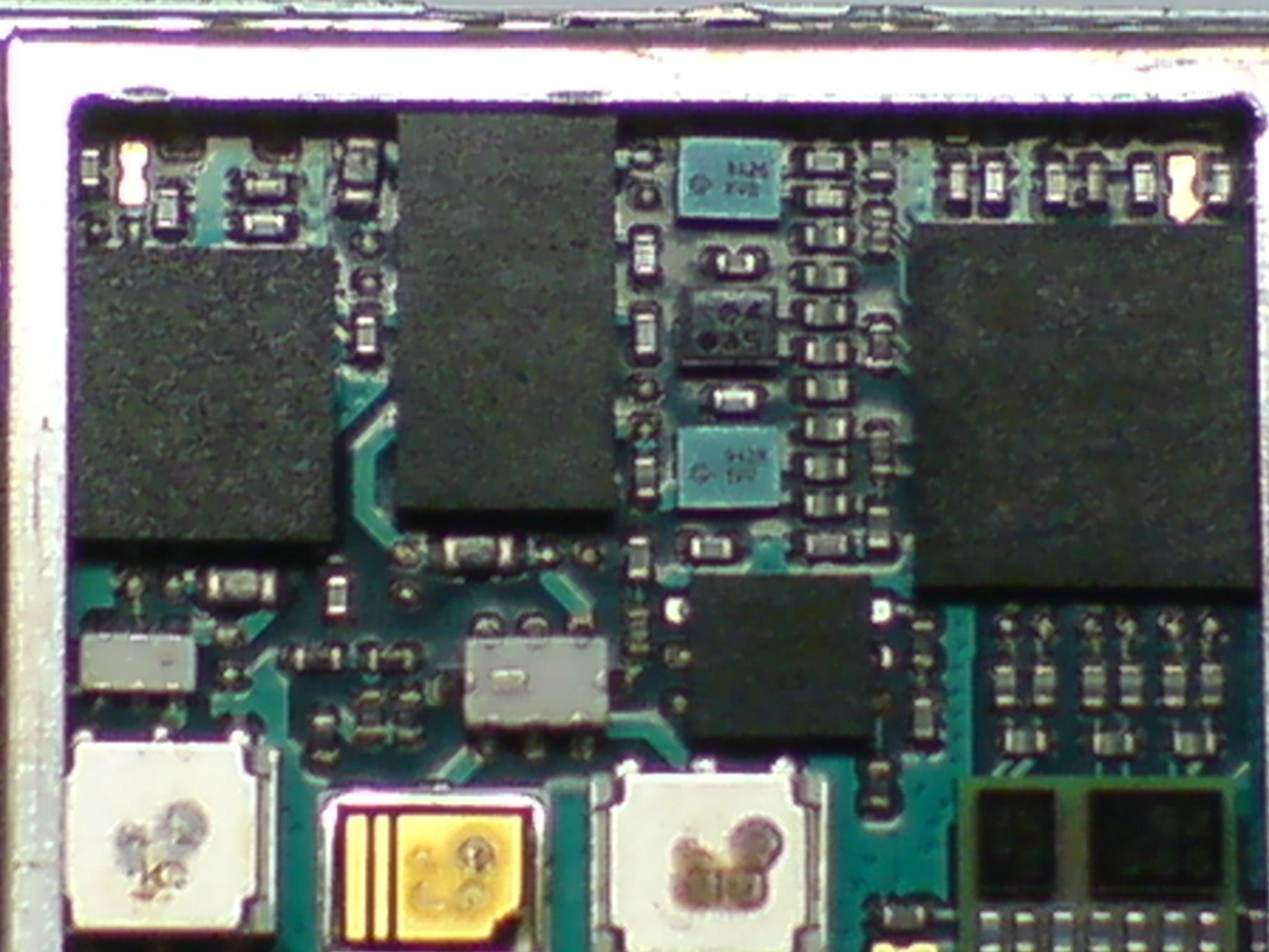 Zdjęcie płyty SE K850 - brakujący element pod górnym prawym ekranem