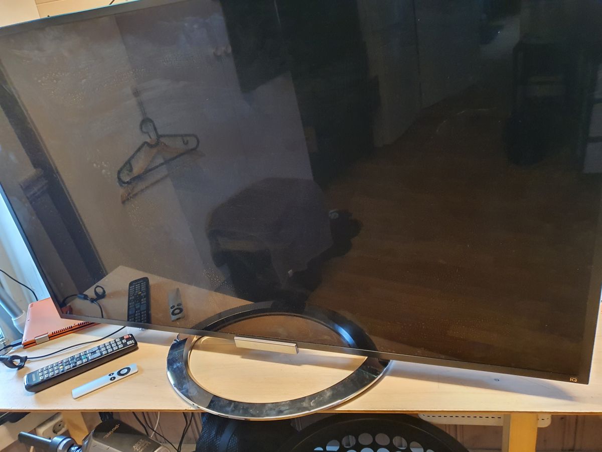 Sony KDL-46W905A - TV nie włącza się, dioda miga na czerwono. Co robić?