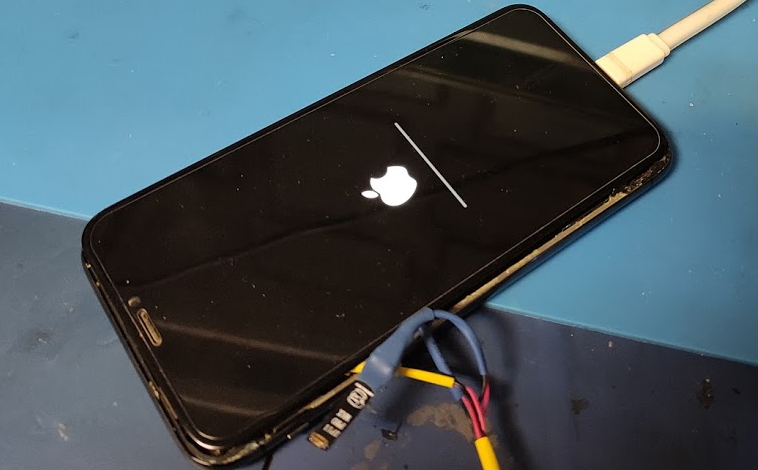 iPhone X - Boot Loop - Sam się restartuje i nie aktualizuje