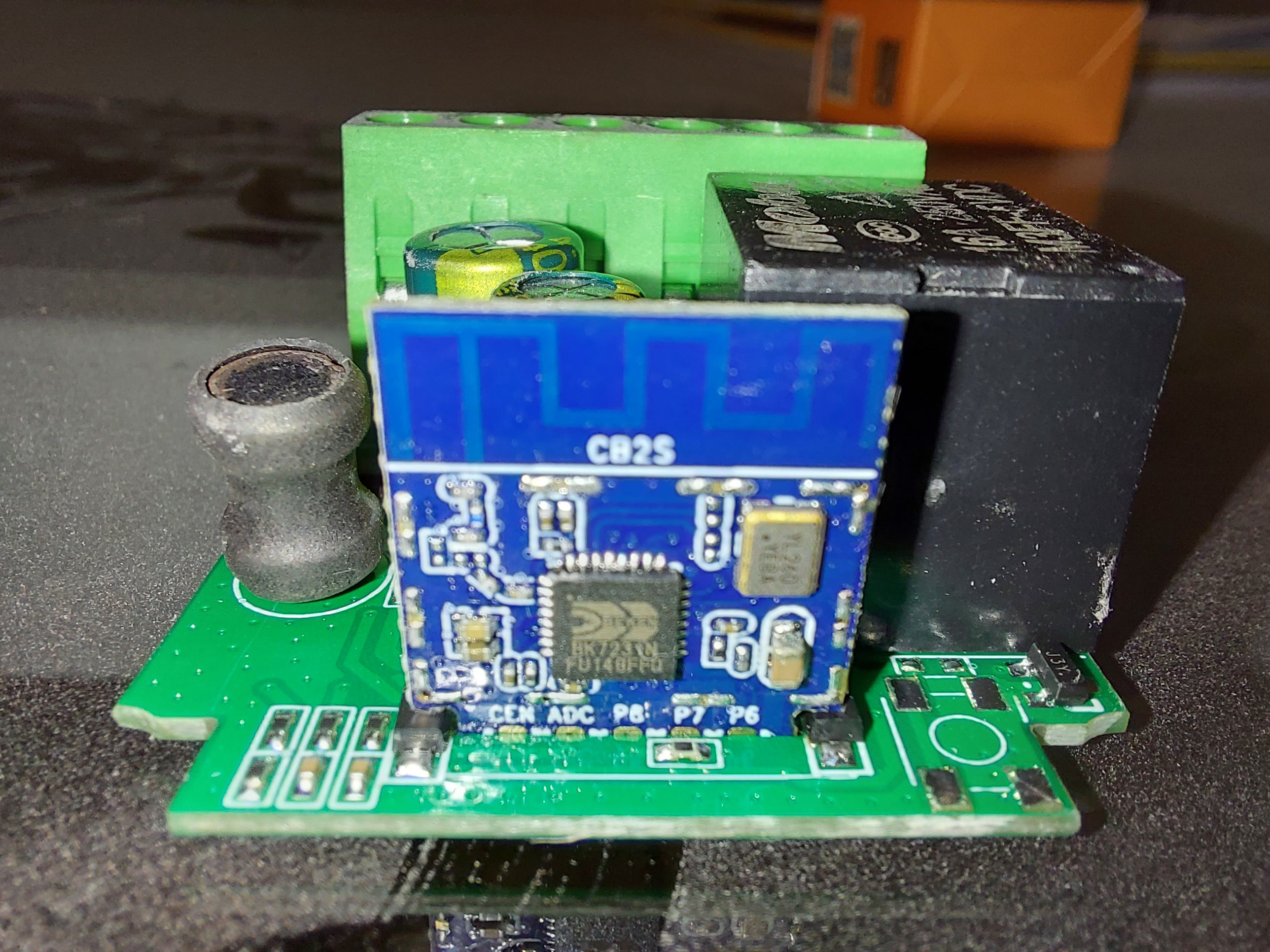 Tuya Mini Smart Switch - Brazylia Uchwyt ścienny - demontaż / wnętrze / rozdarci