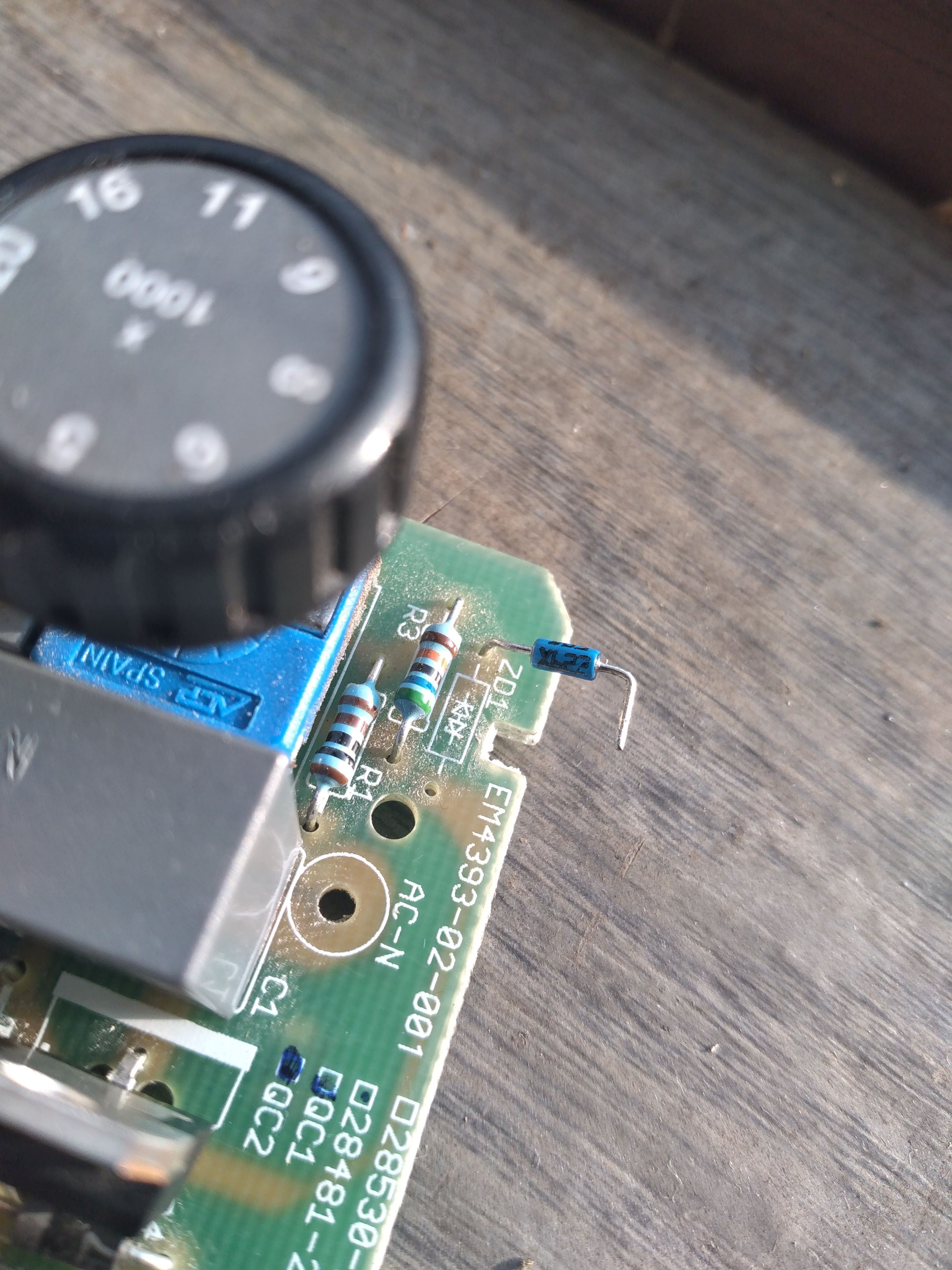 Wymiana triaka BTB16 na BTA16 i diod 1N4007 na 1N4008 w szlifierce ...