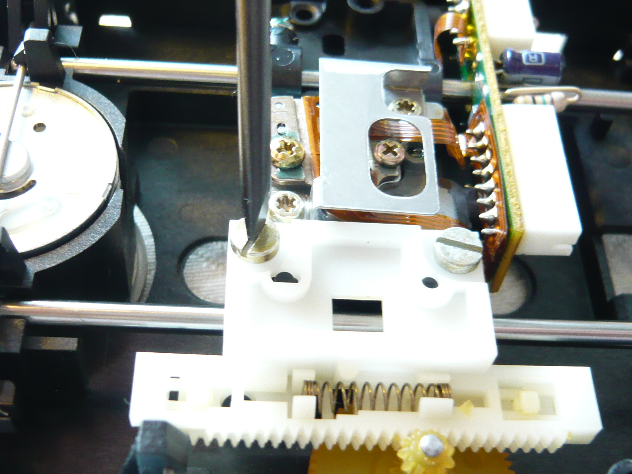 Naprawa napędu CD Philips RCD1 - wymiana uszkodzonej zębatki