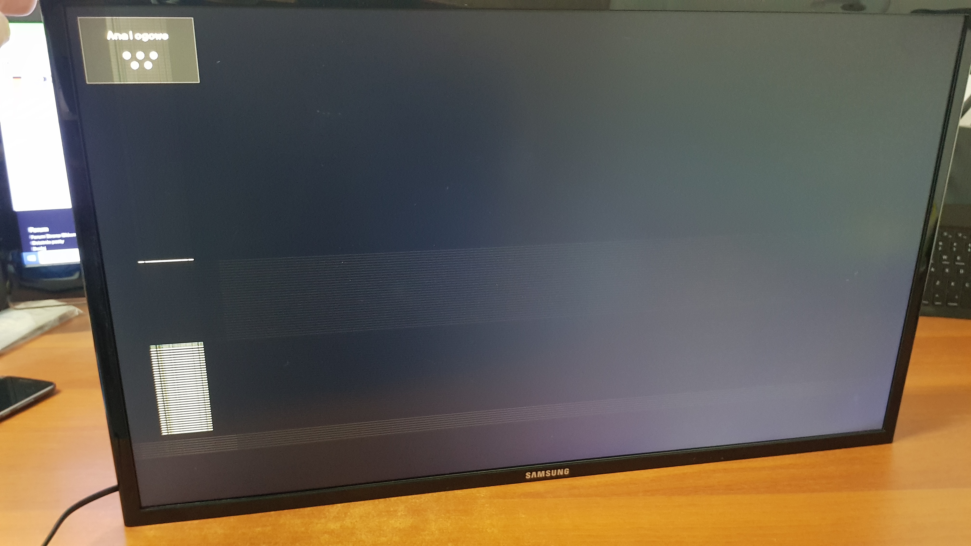 [Rozwiązano] Pasy na ekranie monitora - usterka ustępuje, gdy monitor ...