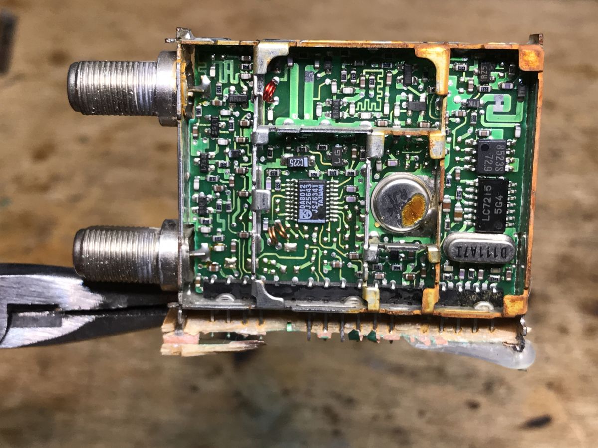 Stary tuner satelitarny Strong SRT-228 - wnętrze, odzysk części ze środka