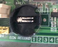 Uszkodzone gniazdo baterii - Oderwany plastik. Płyta NVIDIA AWRDACPI.