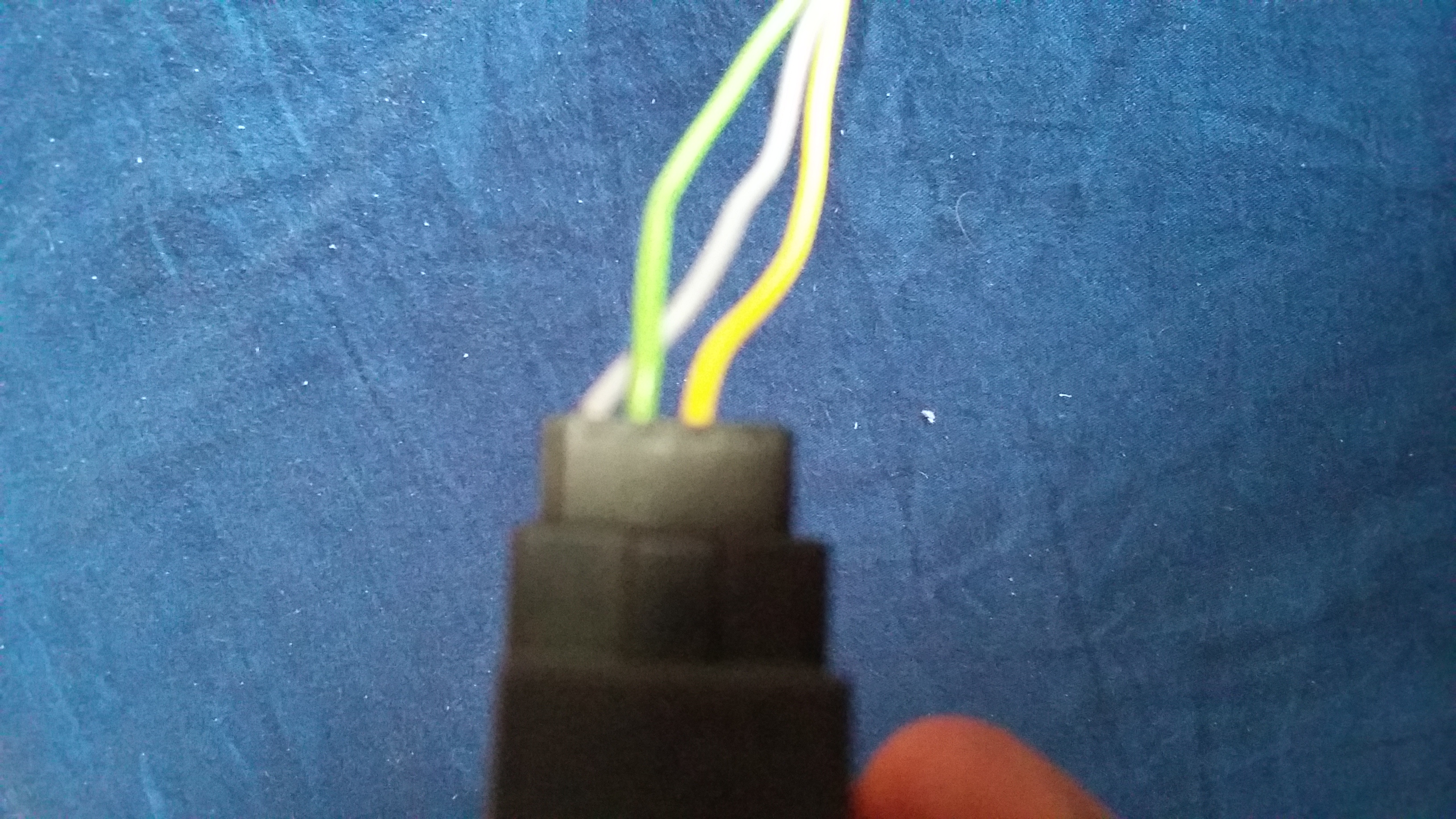 Jak podłączyć wejście aux do nawigacji VW MFD 2 CD? Szczegóły kabli i ...