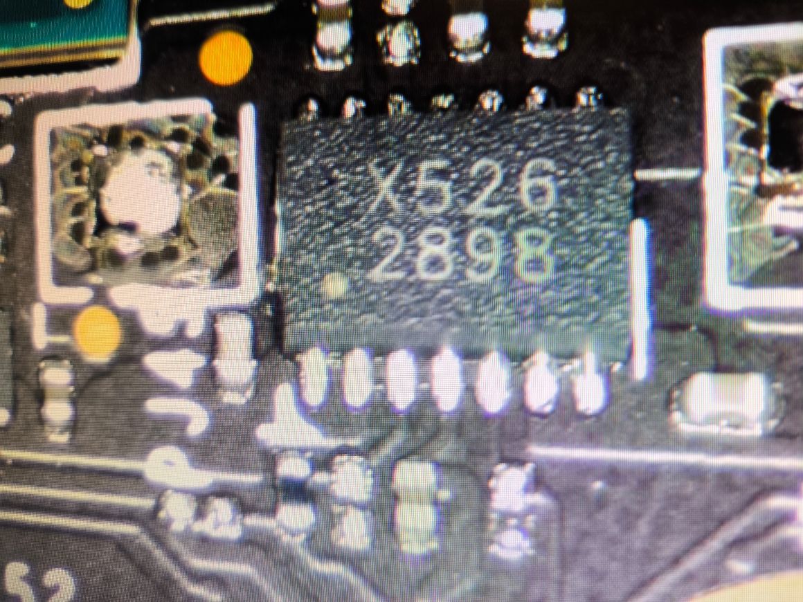 Co to za komponent X526 2898 w Yoga Slim 7 ProX 14IAH7, który się przegrzewa?