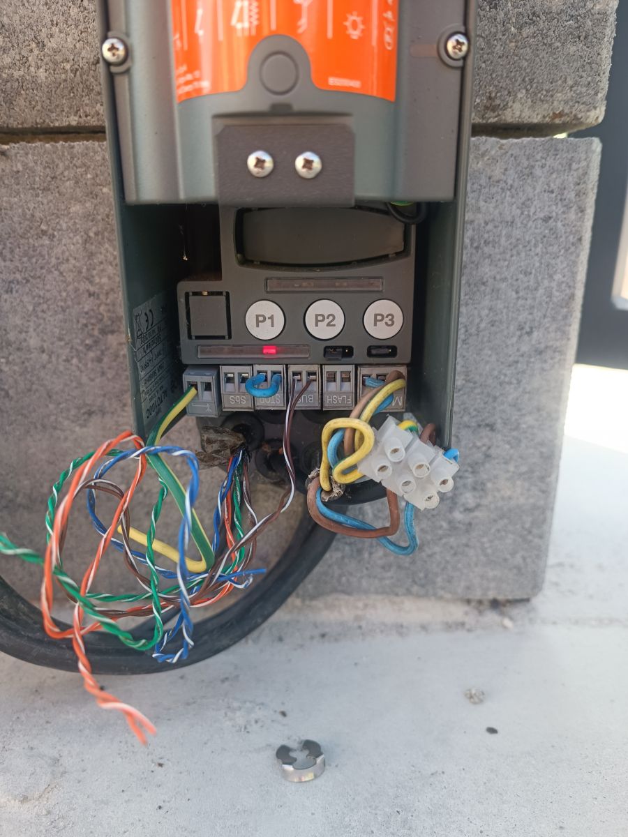 Automat NICE Alto 100 - Brama drgnie i staje, dioda Bus miga 6 razy