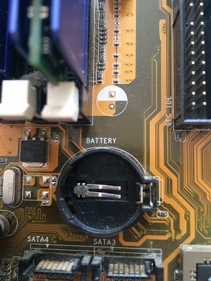 Uszkodzone gniazdo baterii - Oderwany plastik. Płyta NVIDIA AWRDACPI.