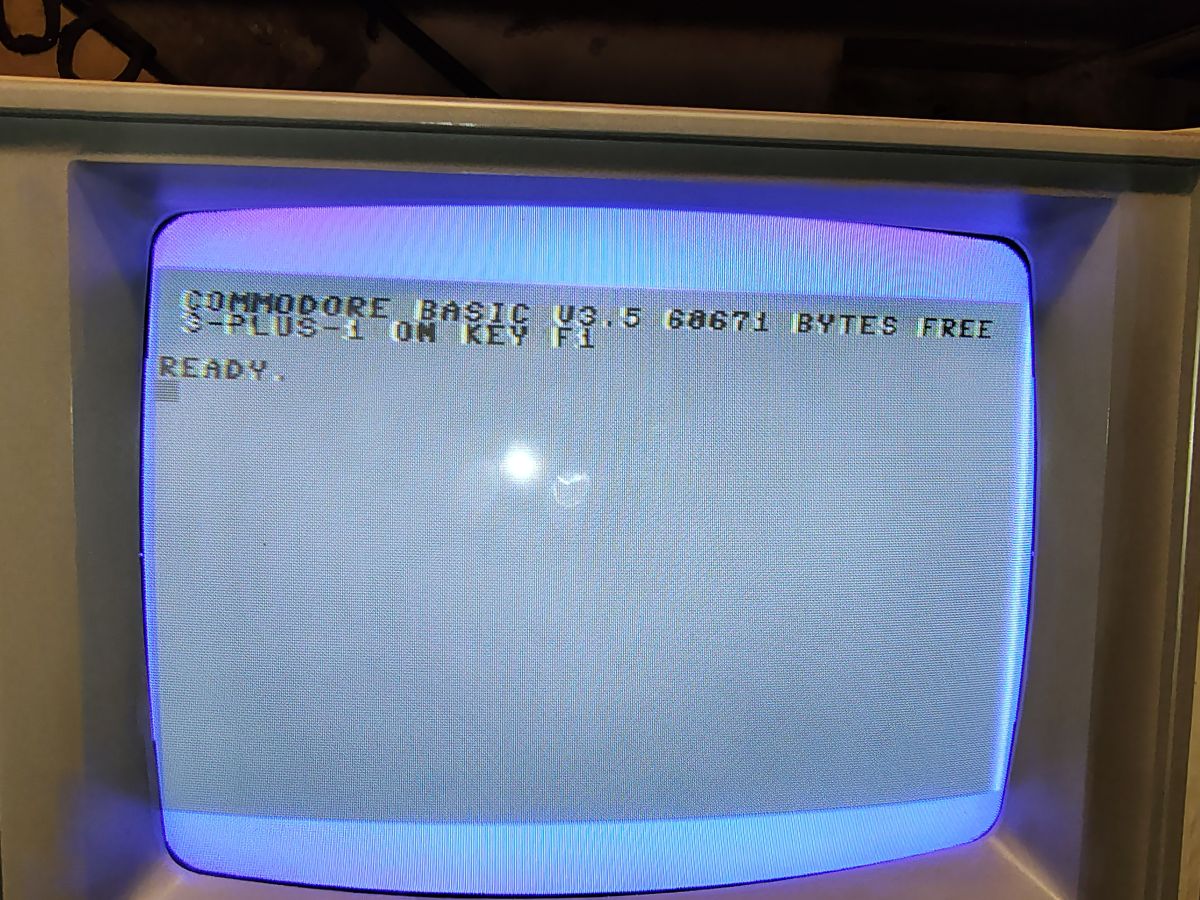 Commodore 1802 – biała poświata i grube litery z commodore Plus/4
