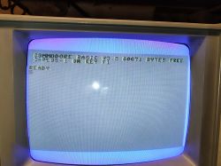 Commodore 1802 – biała poświata i grube litery z commodore Plus/4