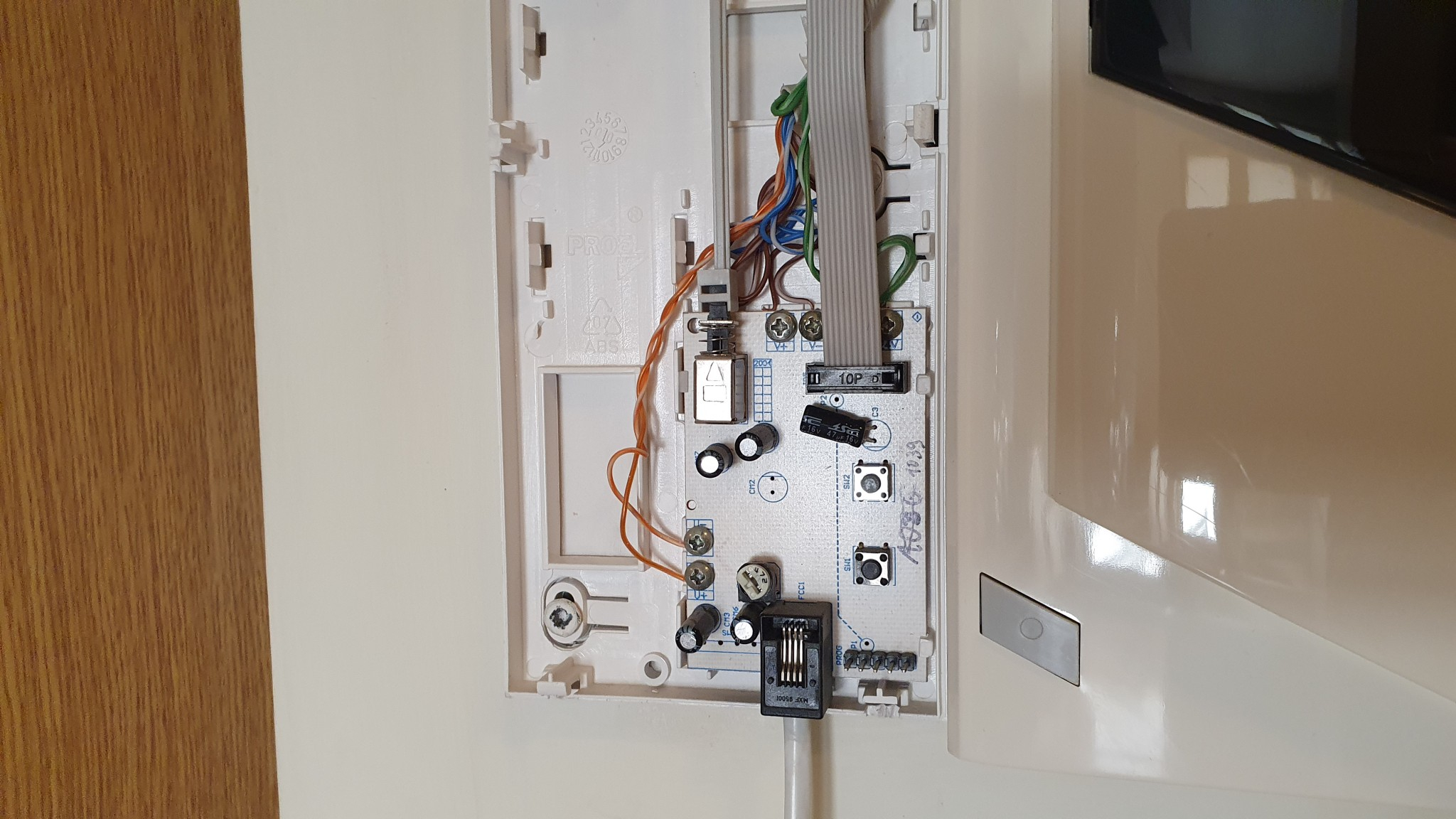 Identyfikacja domofonu Proel i pytanie o znaczenie żył