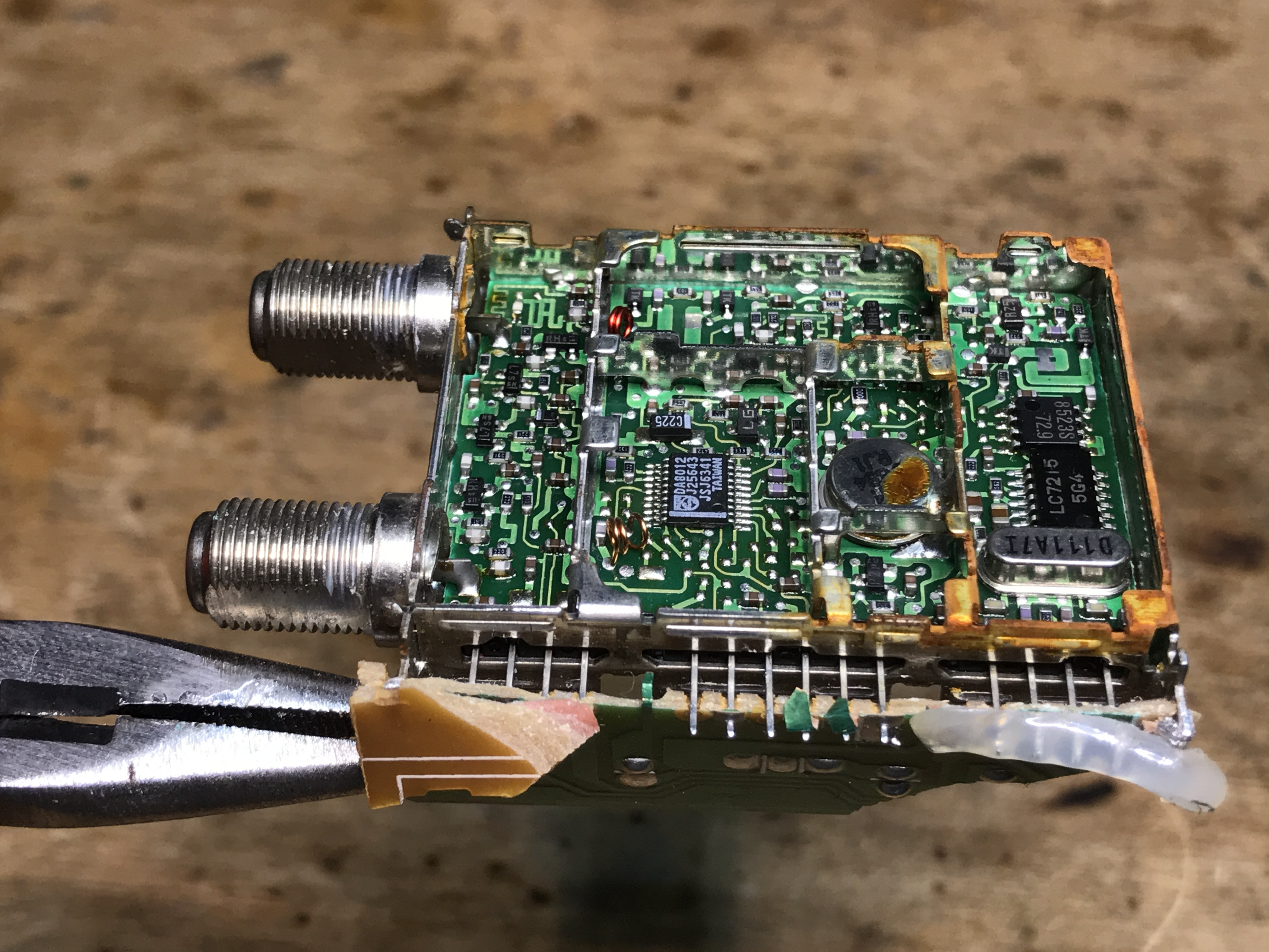 Stary tuner satelitarny Strong SRT-228 - wnętrze, odzysk części ze środka