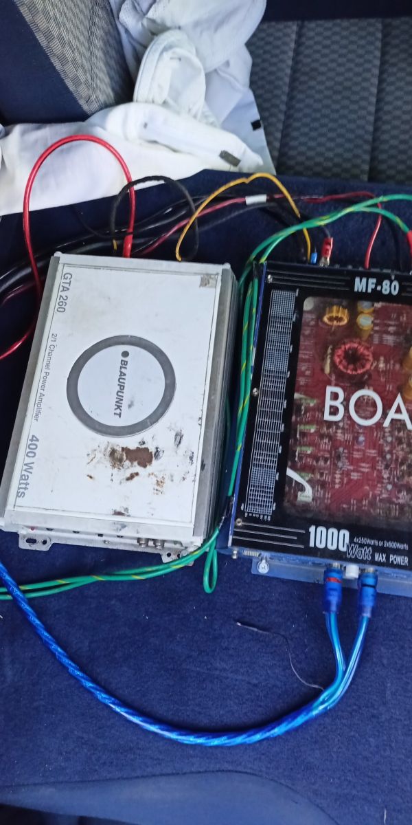 Jak podłączyć dwa wzmacniacze samochodowe: subwoofer 2x300W RMS i 4x4Ω głośniki?