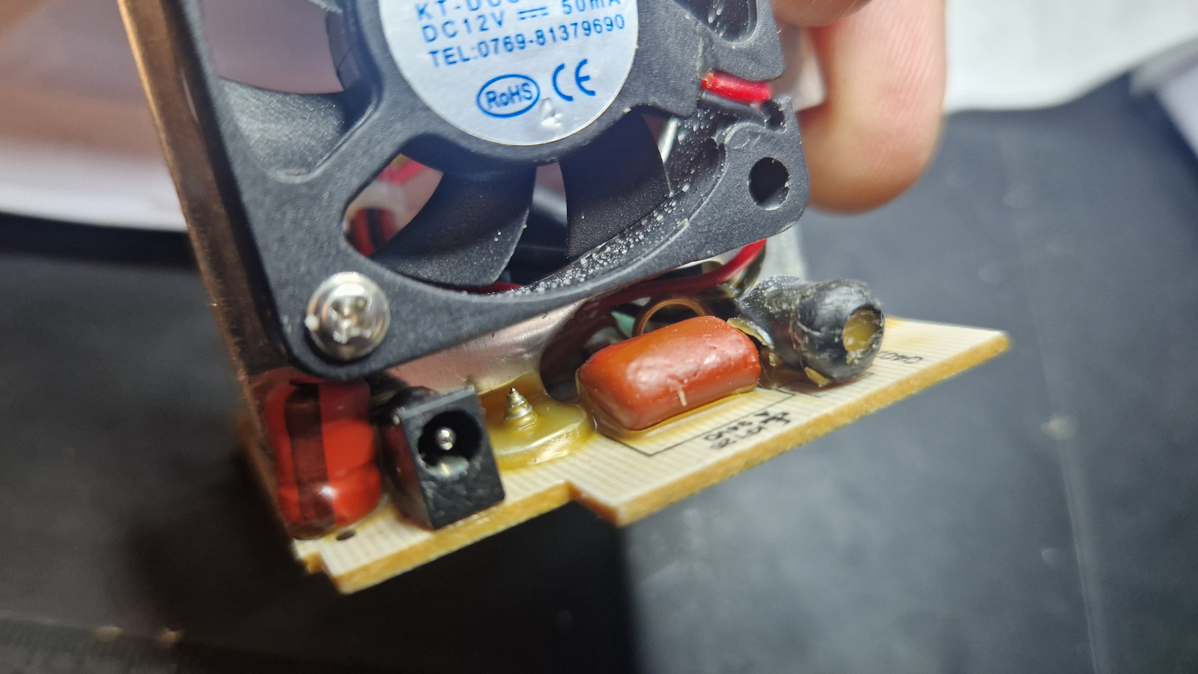 Inhalator BodyForm BM4200 - D44H11 grzeje się, brak mgiełki, napięcie ...