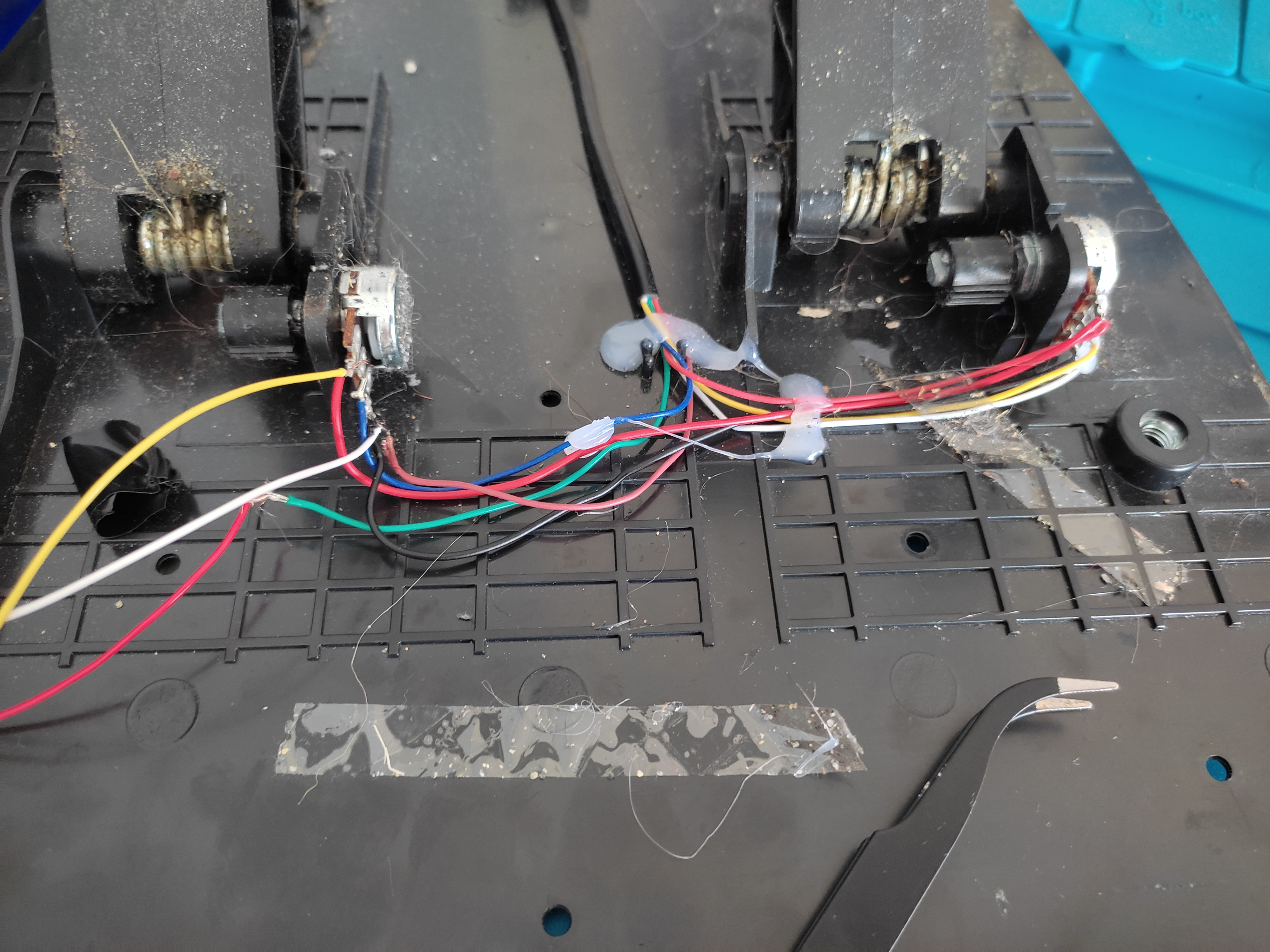 Dorobienie dodatkowego pedału w pedałach T2PA od Thrustmaster T150