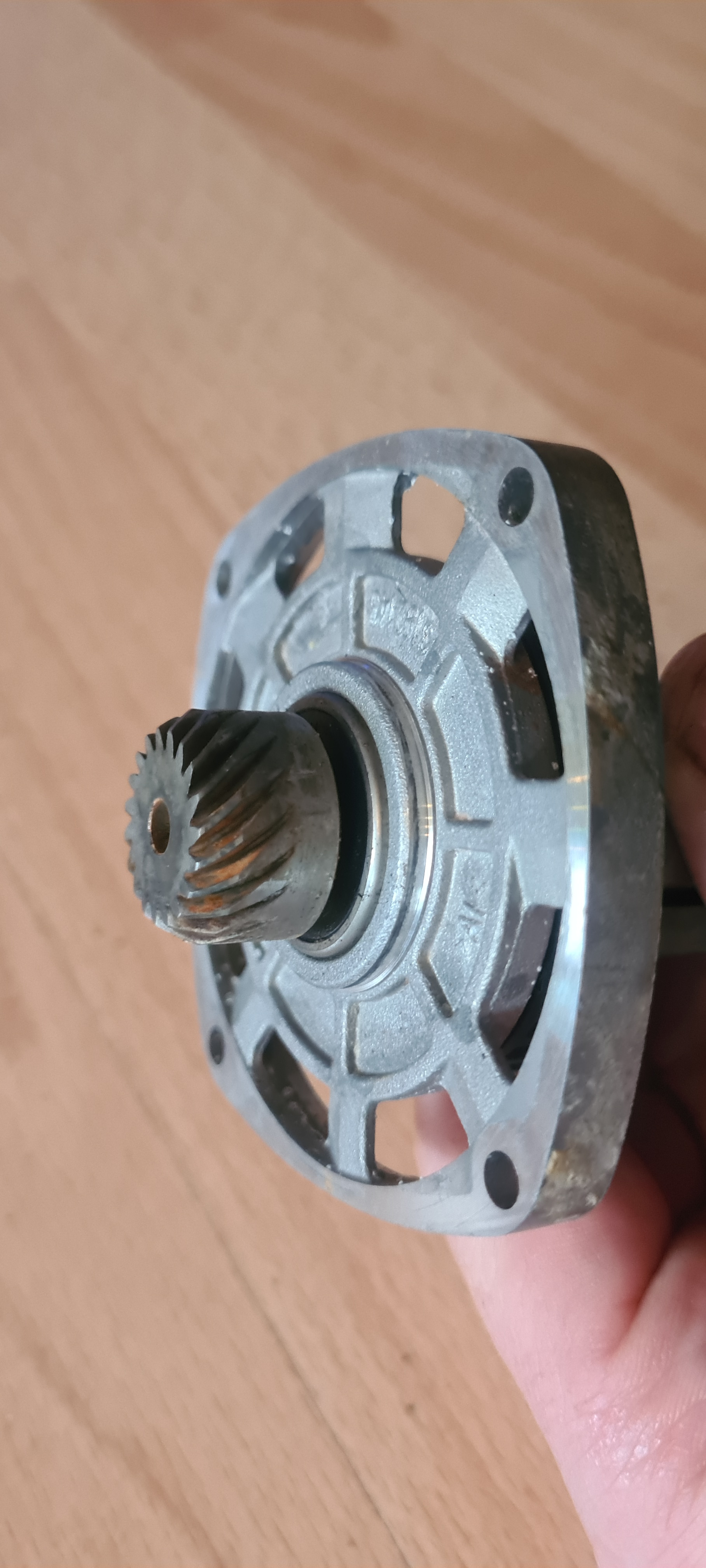 Szlifierka Makita DGA452 18V - jak zdjąć zębatkę? Prośba o poradę.